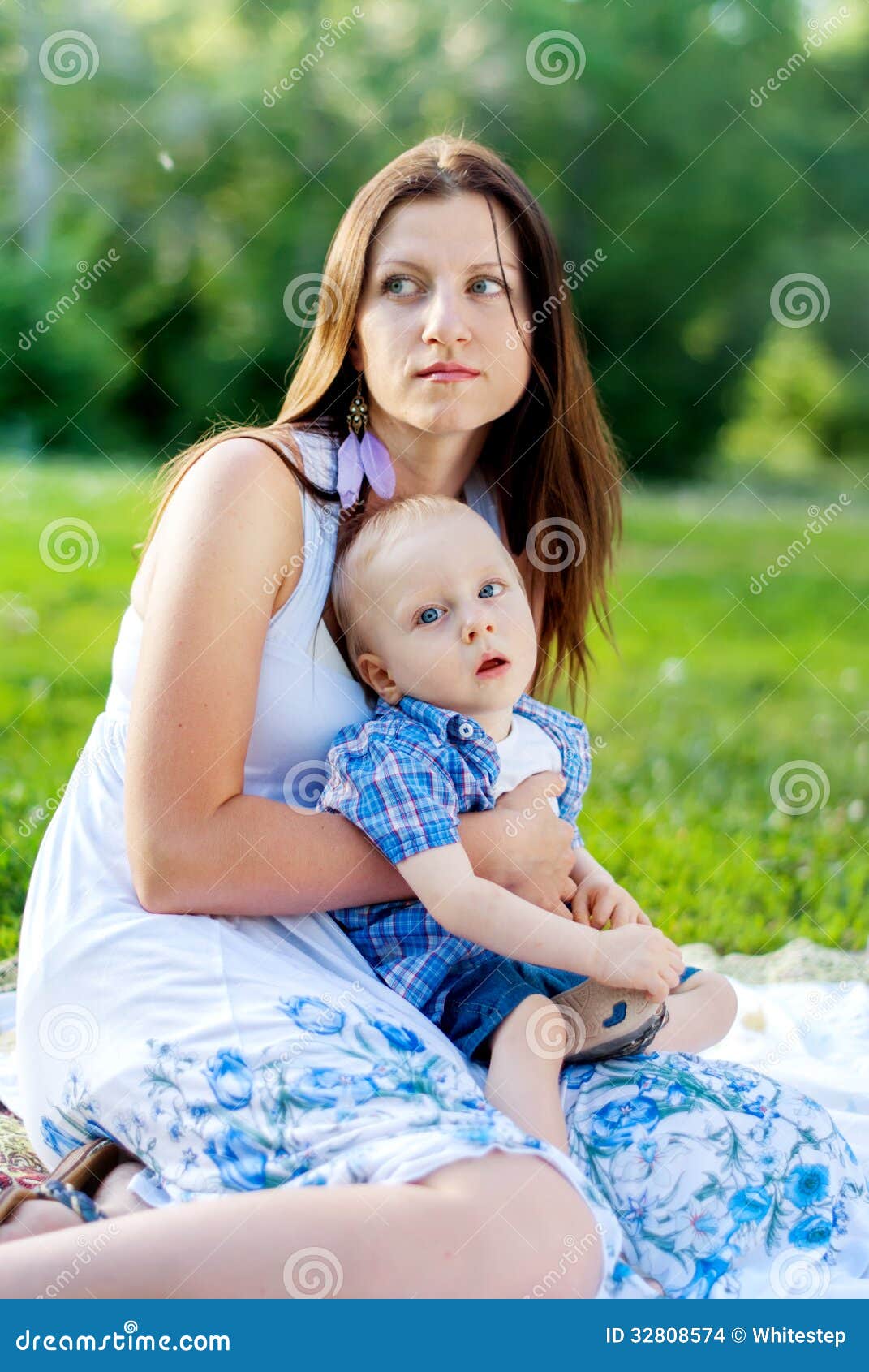 De Jonge Moeder Met Haar Zoon, Heeft Hersenverlamming Stock Foto ...