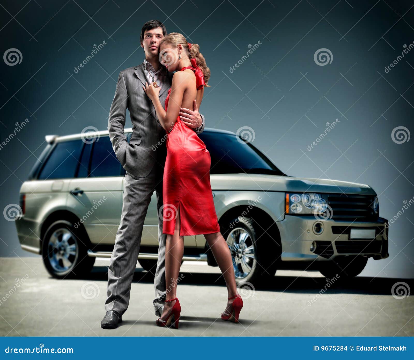 De Jonge Mooie Auto Van De Paarachtergrond Stock Foto - Image of ...