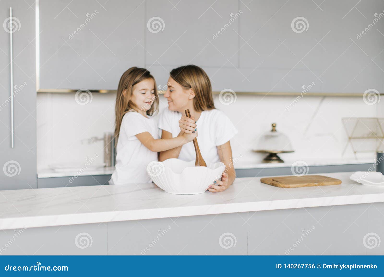 De Jonge Mooie Moeder Met Haar Weinig Dochter Kookt Stock Foto - Image ... De Jonge Mooie Moeder Met Haar Weinig Dochter Kookt Stock Foto - Image ...