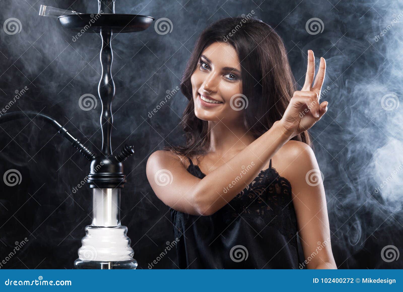 De Jonge Mooie Vrouw In De Nachtclub Of De Bar Rookt Een Waterpijp Of Een Shisha Het Genoegen