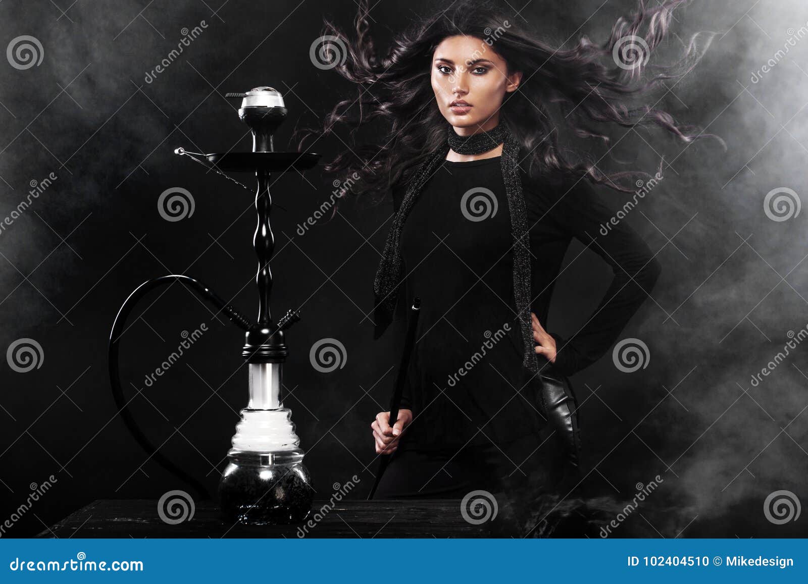 De Jonge Mooie Vrouw In De Nachtclub Of De Bar Rookt Een Waterpijp Of Een Shisha Het Genoegen