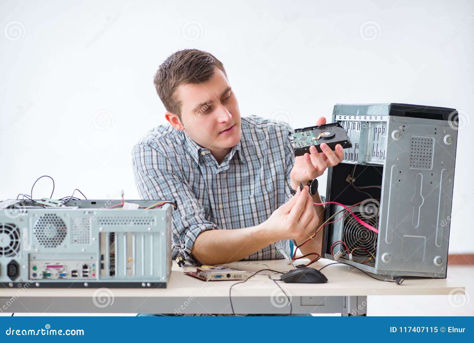 De Jonge Technicus Die Computer in Workshop Herstellen Stock Afbeelding ...