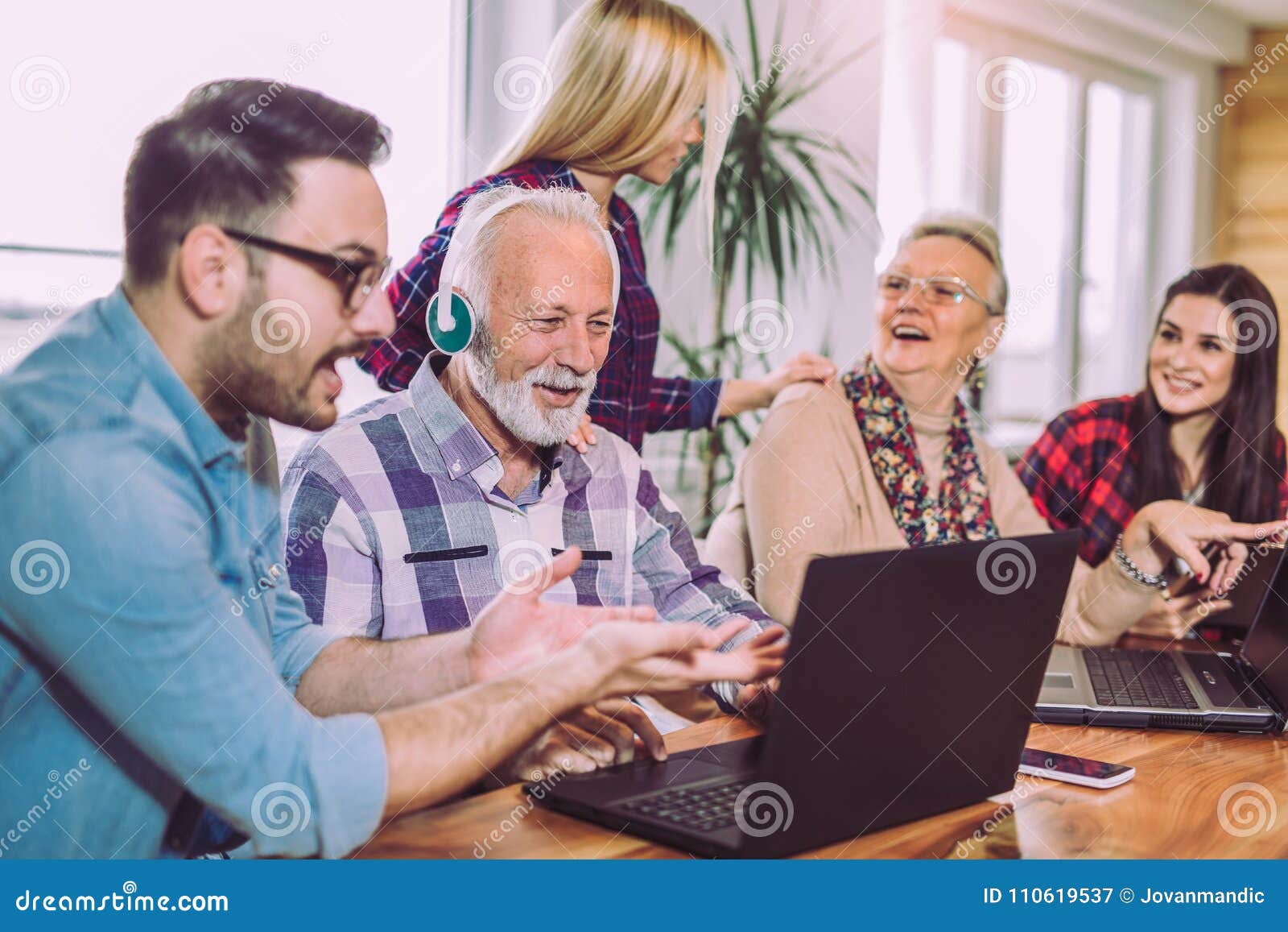 De Jonge Vrijwilligers Helpen Hogere Mensen Op De Computer Stock ...