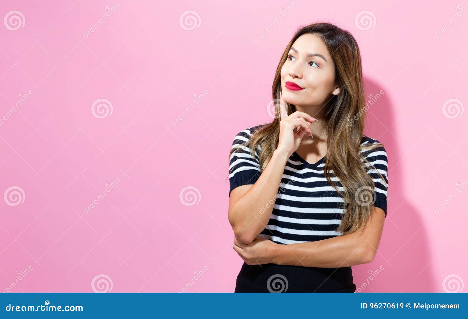 De Jonge Vrouw in Nadenkend Stelt Stock Afbeelding - Image of portret ...