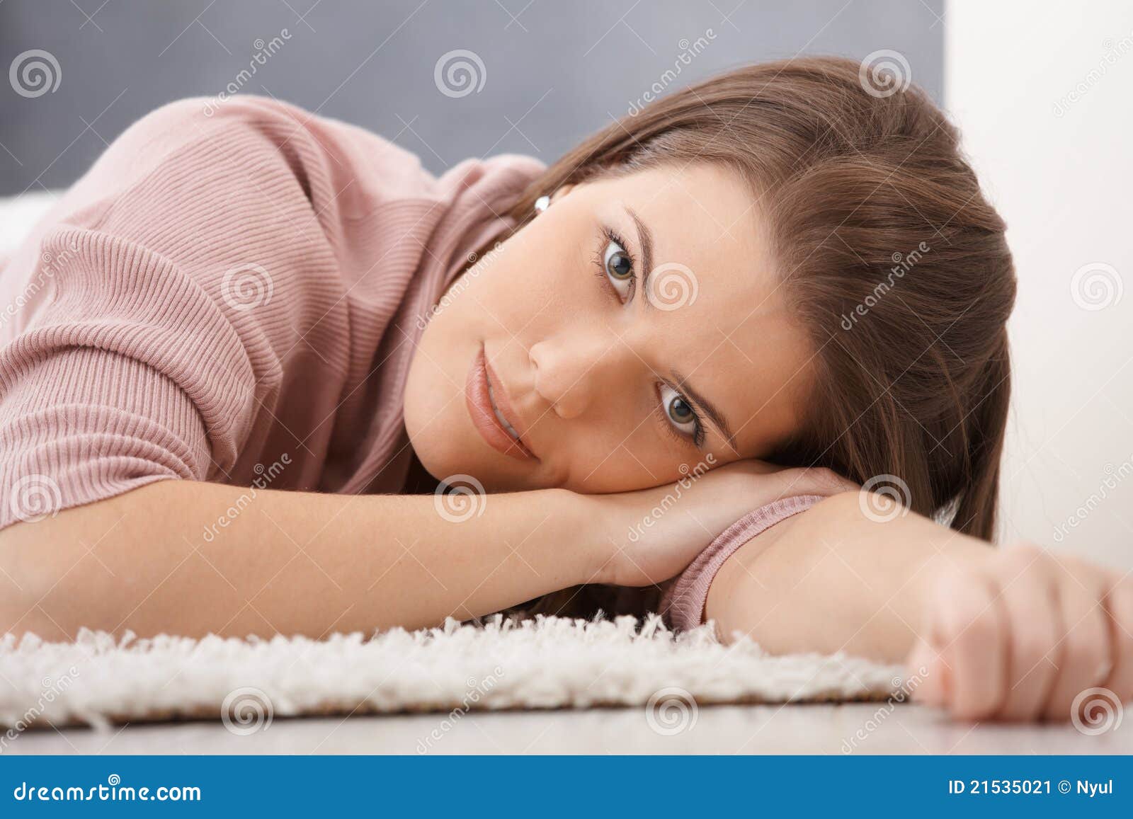 De Jonge Vrouw Van Het Dagdromen Op Vloer Stock Afbeelding - Image of ...