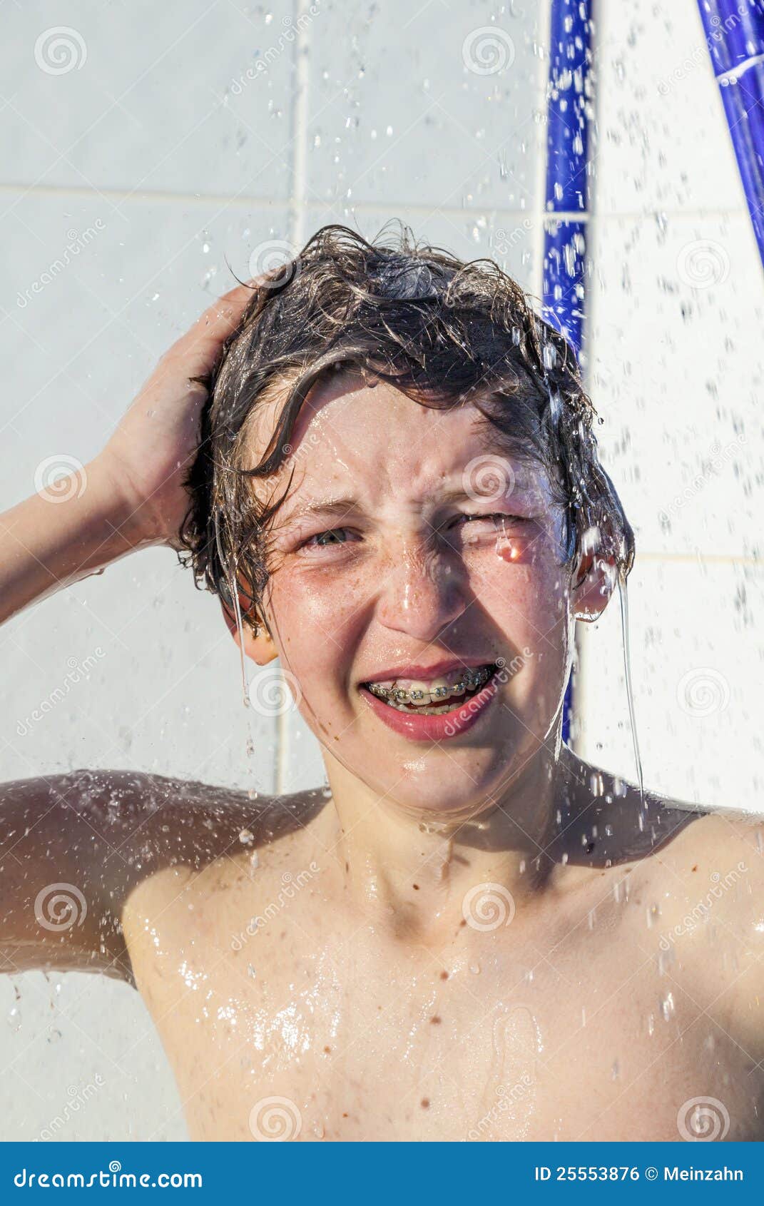 De Jongen Neemt Een Douche Bij Een Pool Stock Foto - Image of uitziend ...