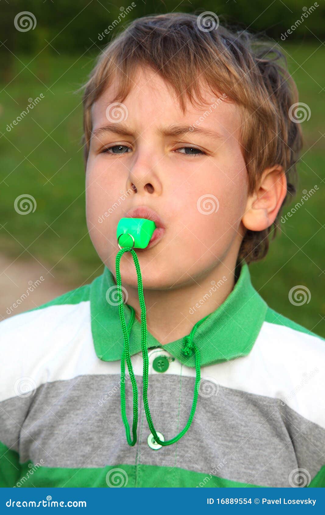 De Jongen Op Aard, Spelen, Fluit in Groen Fluitje Stock Foto - Image of ...