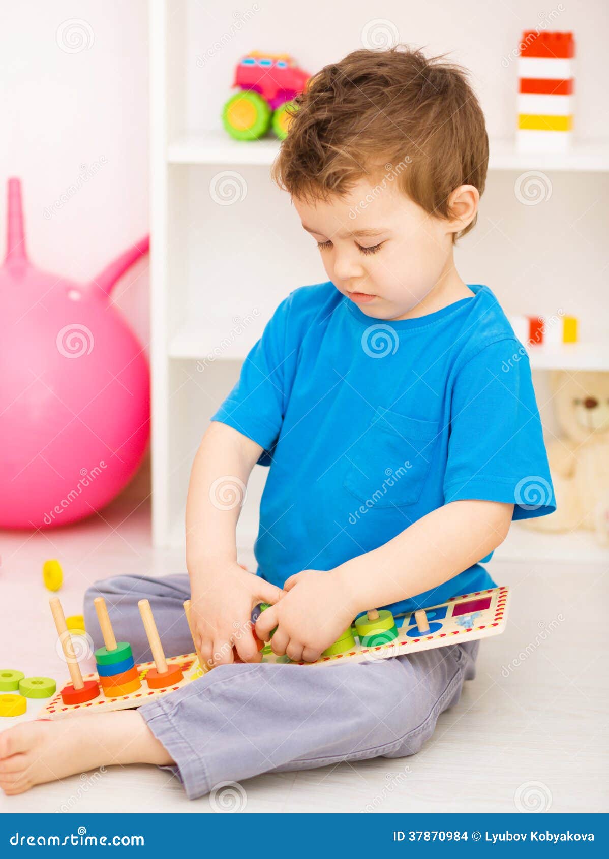 De Jongen Speelt Met Bouwstenen Stock Foto - Image of mensen, blokken ...