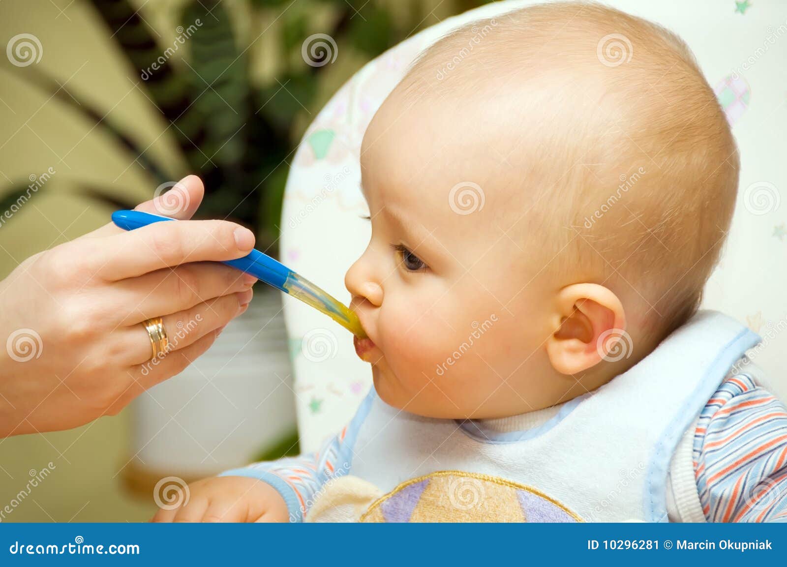 De Jongen Van De Baby Het Eten Stock Afbeelding - Image of geluk ...