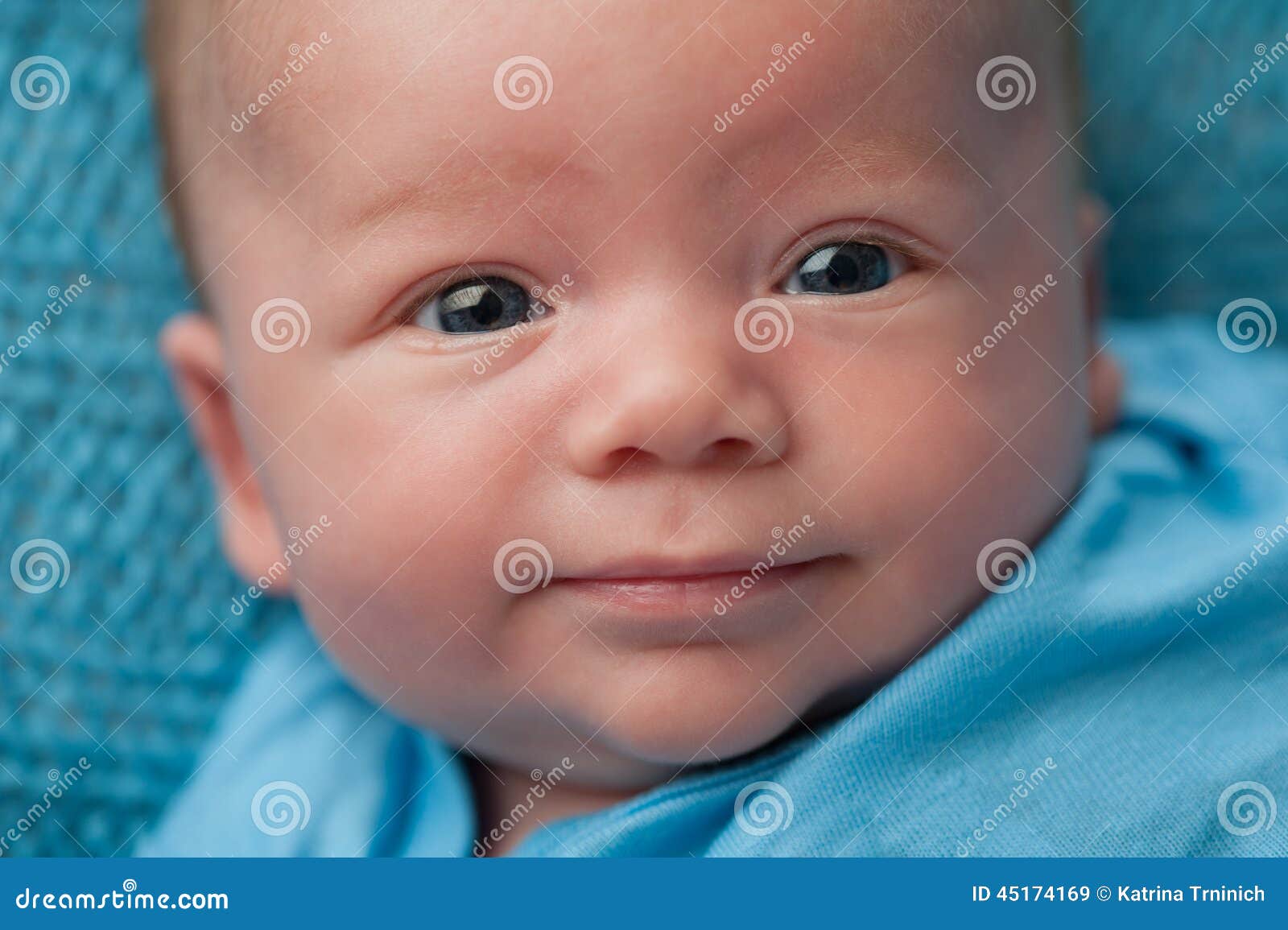 De Jongen Van De Baby Met Blauwe Ogen Stock Afbeelding - Image of ...