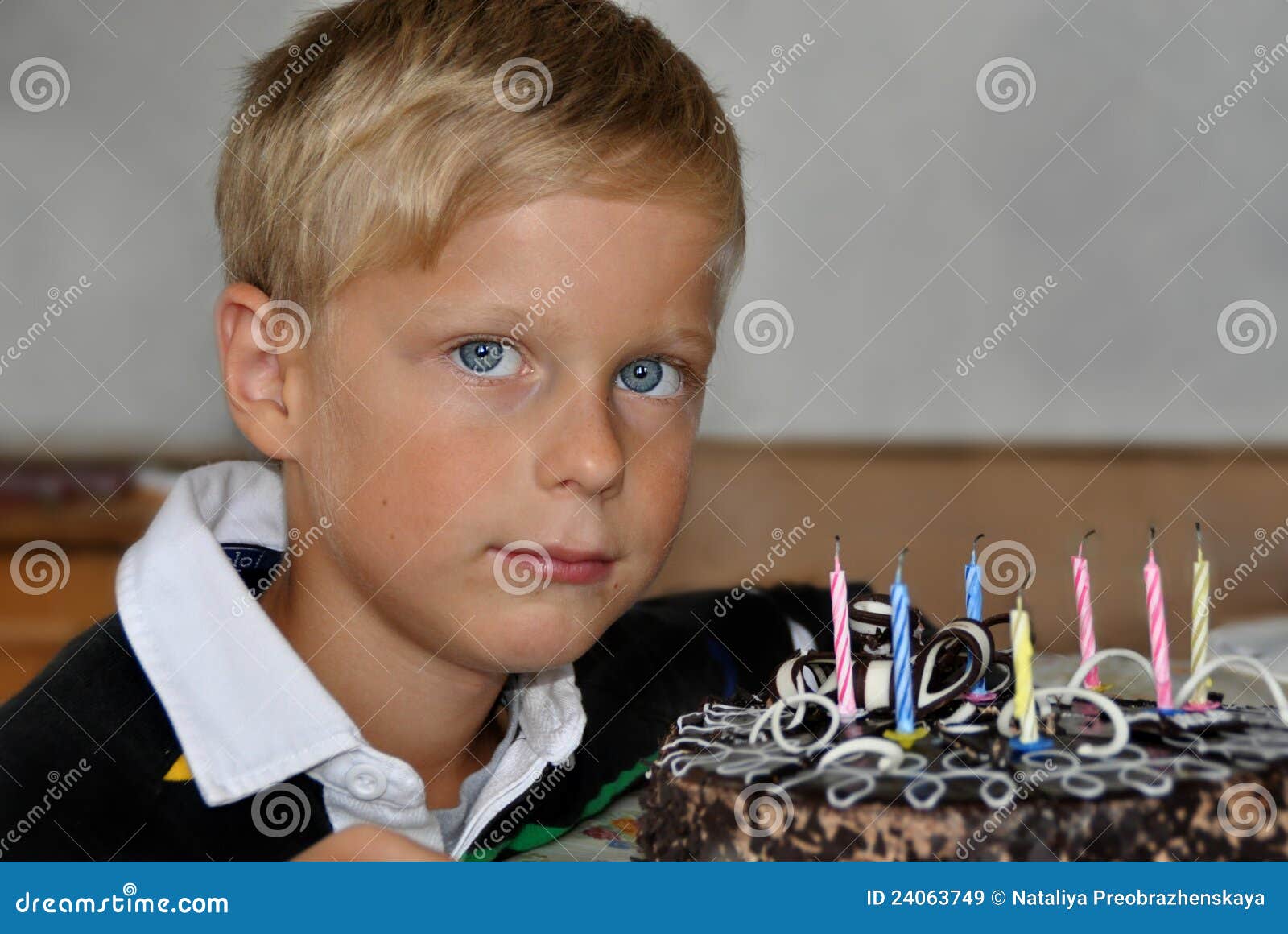 De Jongen Viert De Verjaardag Stock Afbeelding - Image of feest ...