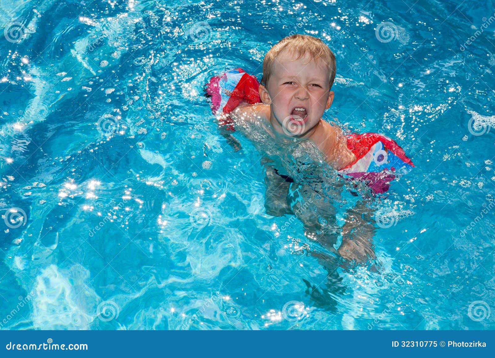 De jongen zwemt in de pool stock afbeelding. Image of redding - 32310775