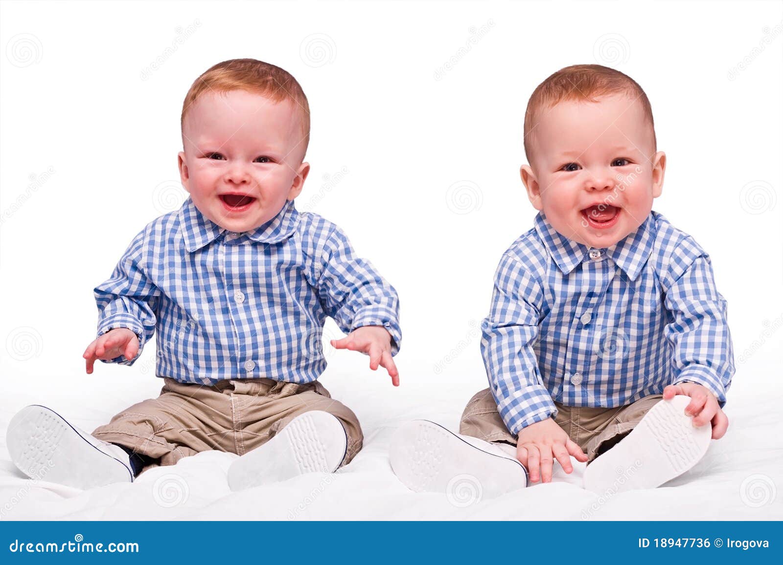 De Jongens Van Tweelingen Zitten Geïsoleerd Stock Foto - Image of kind ...