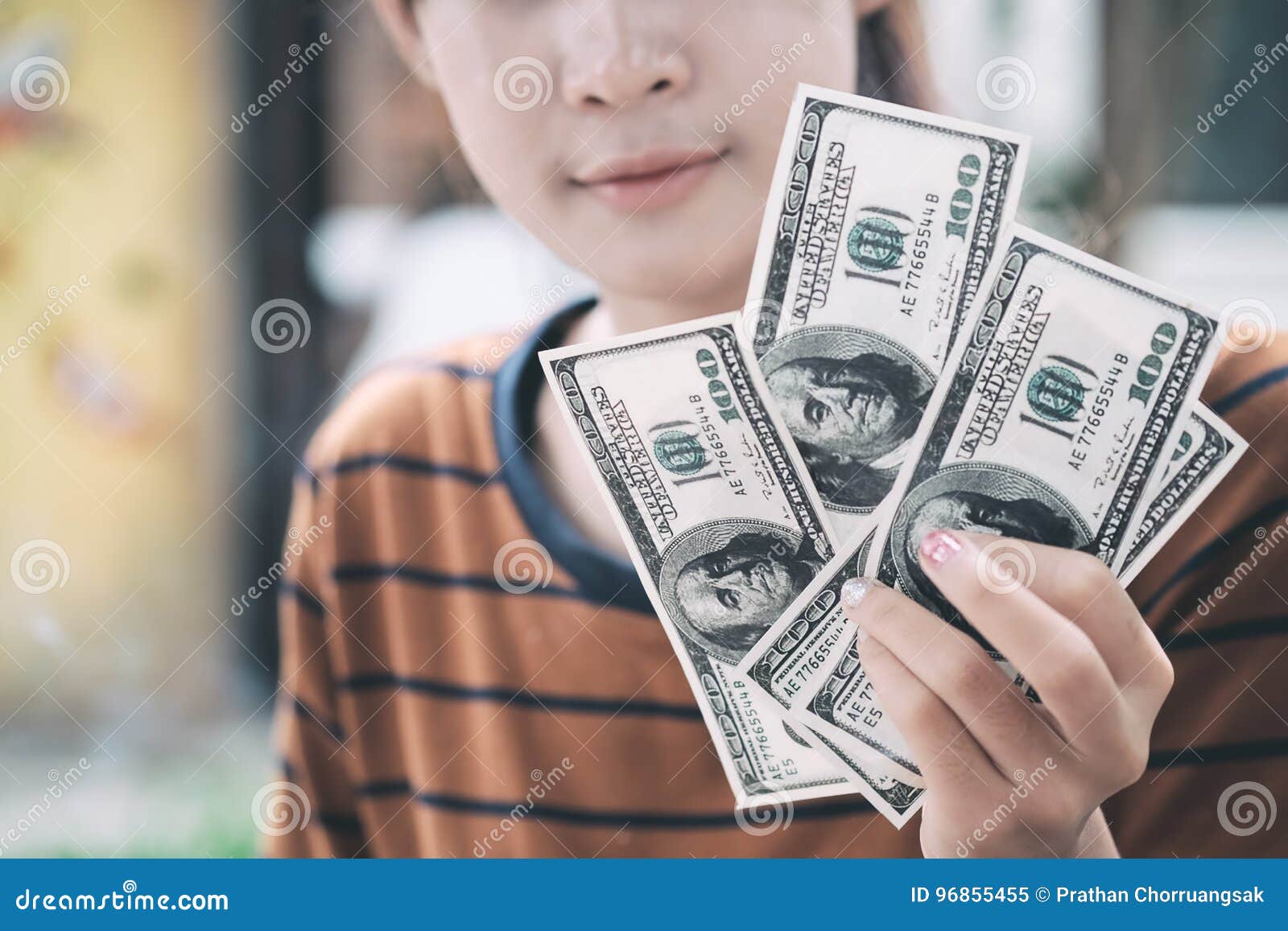 De Jongeren Geeft Geld Op Hand Stock Afbeelding - Image of mens ...