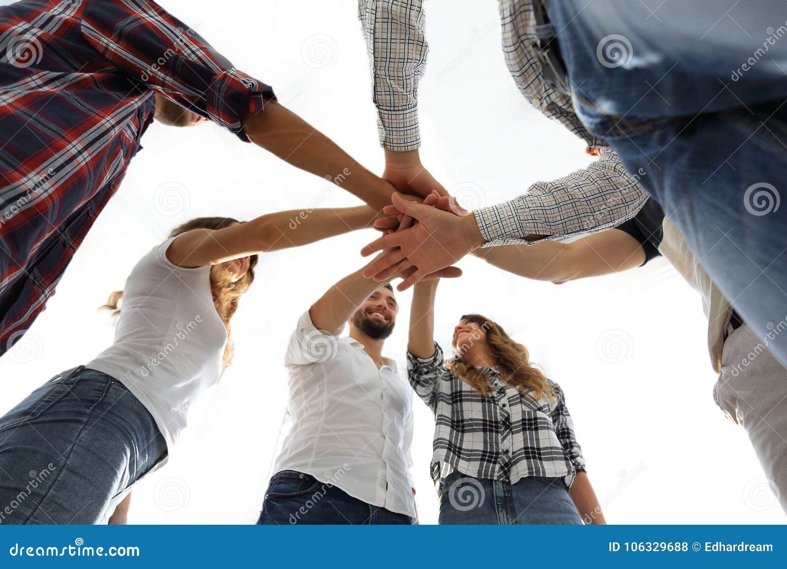 De Jongeren Met Handen Clasped Samen Stock Foto - Image of begrip ...