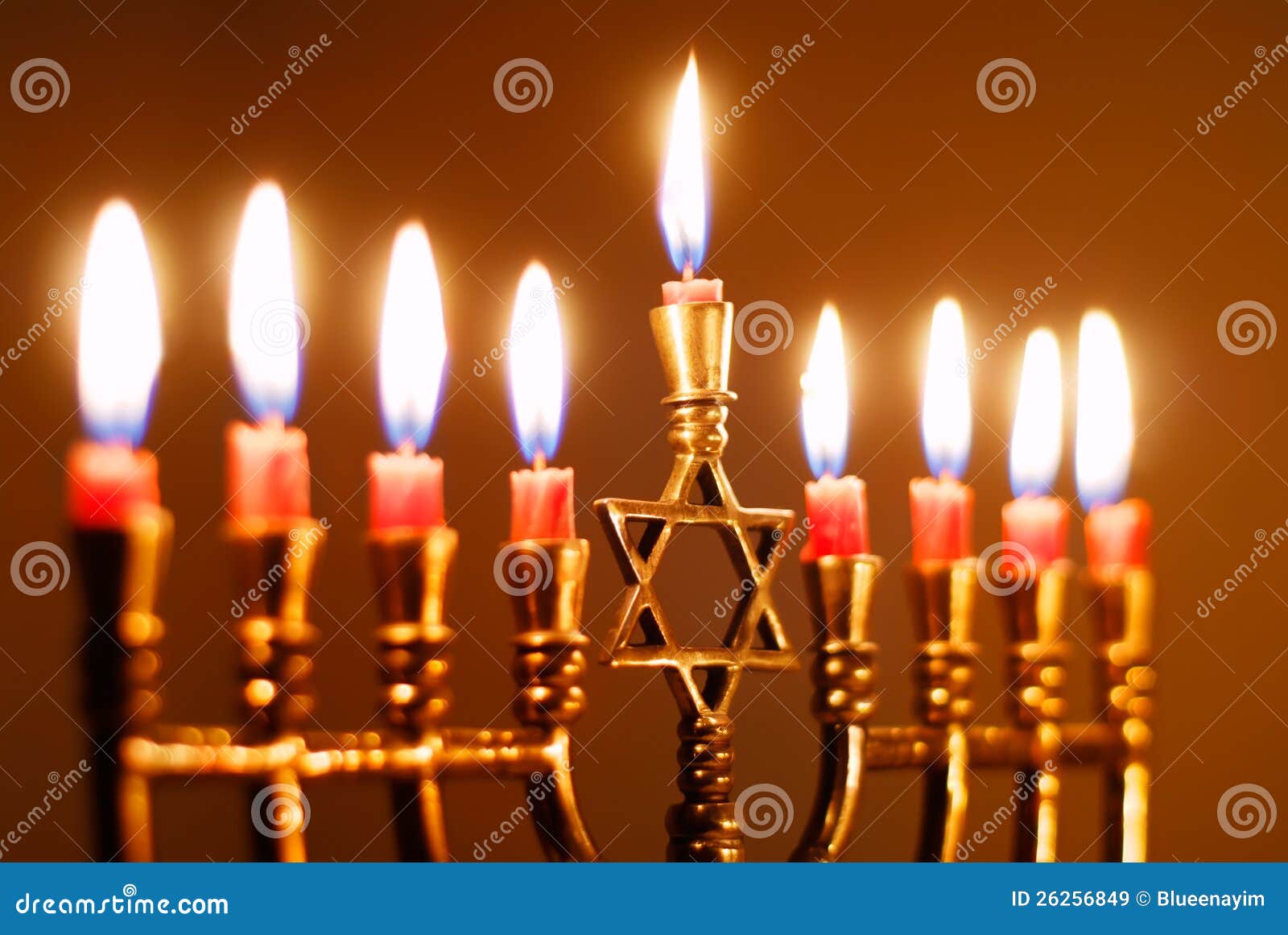 De Kaarsen van de Chanoeka stock afbeelding. Image of vlam - 26256849