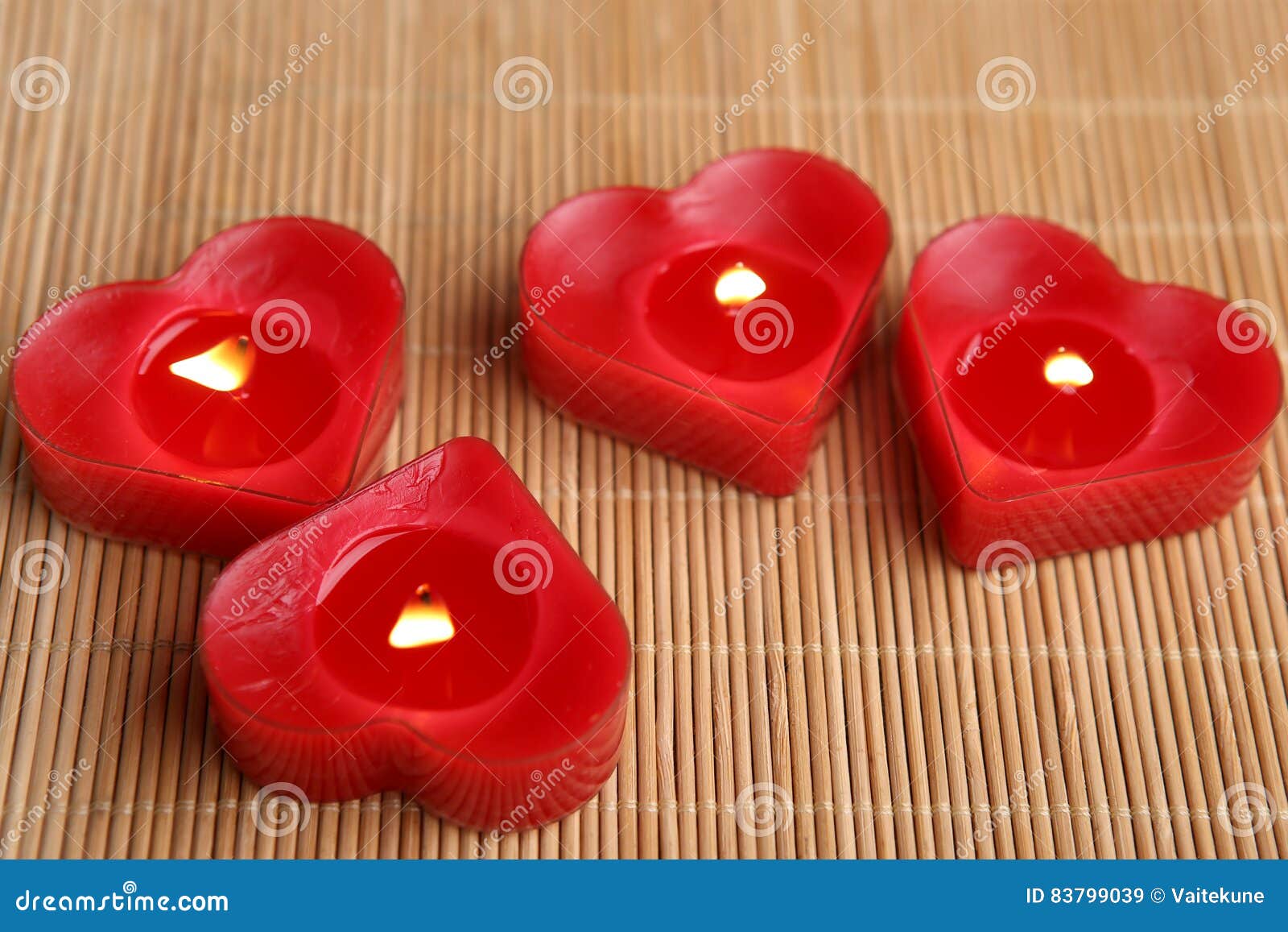 De kaarsen van de hartvorm stock afbeelding. Image of geluk - 83799039