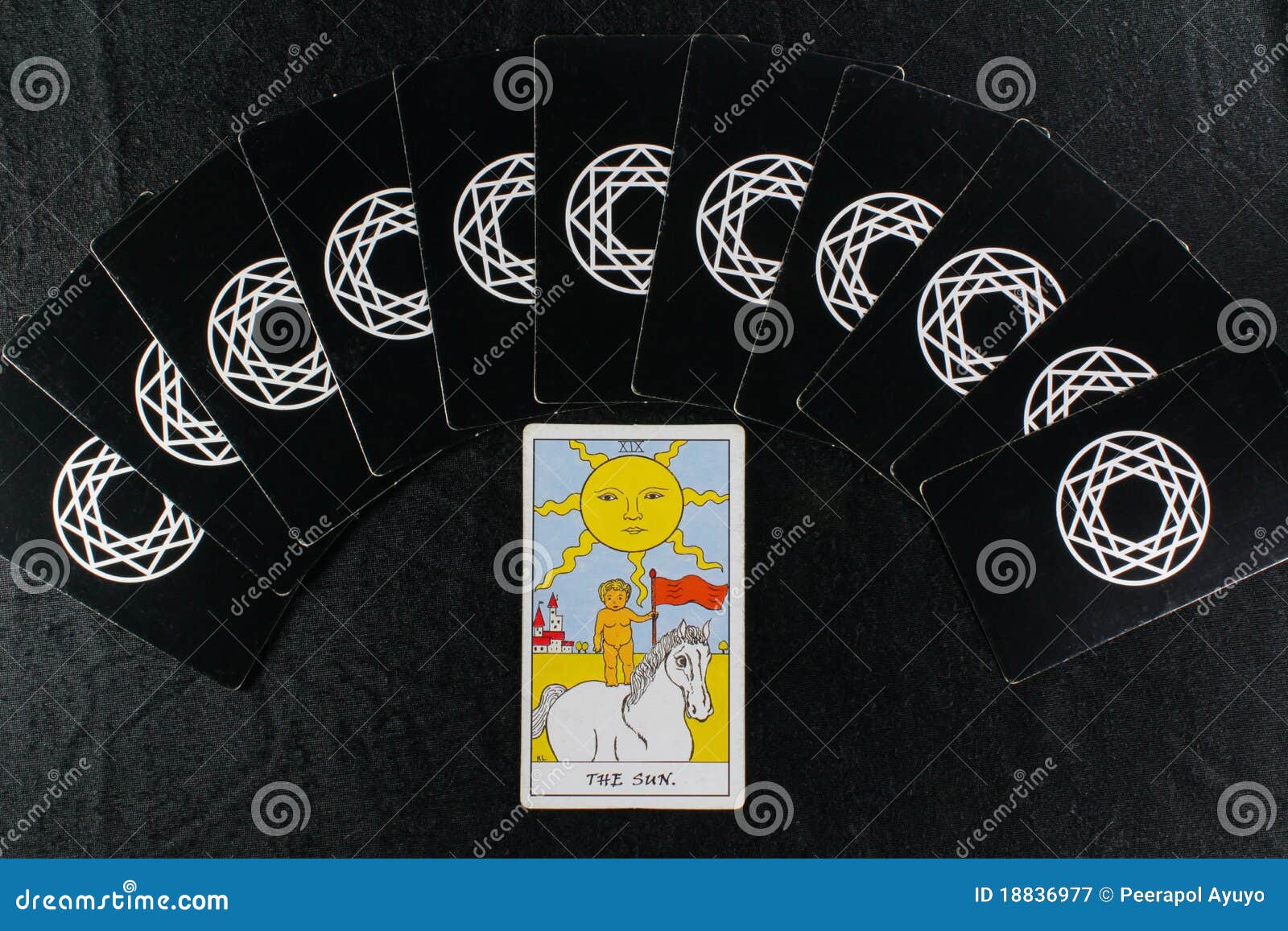 De Kaarten Van Het Tarot & De Zon Stock Afbeelding - Image of zigeuner ...