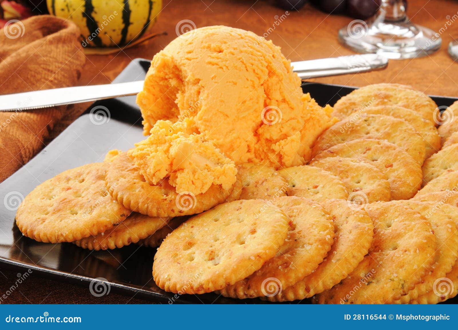 De kaasbal van de cheddar stock foto. Image of zuivelfabriek - 28116544