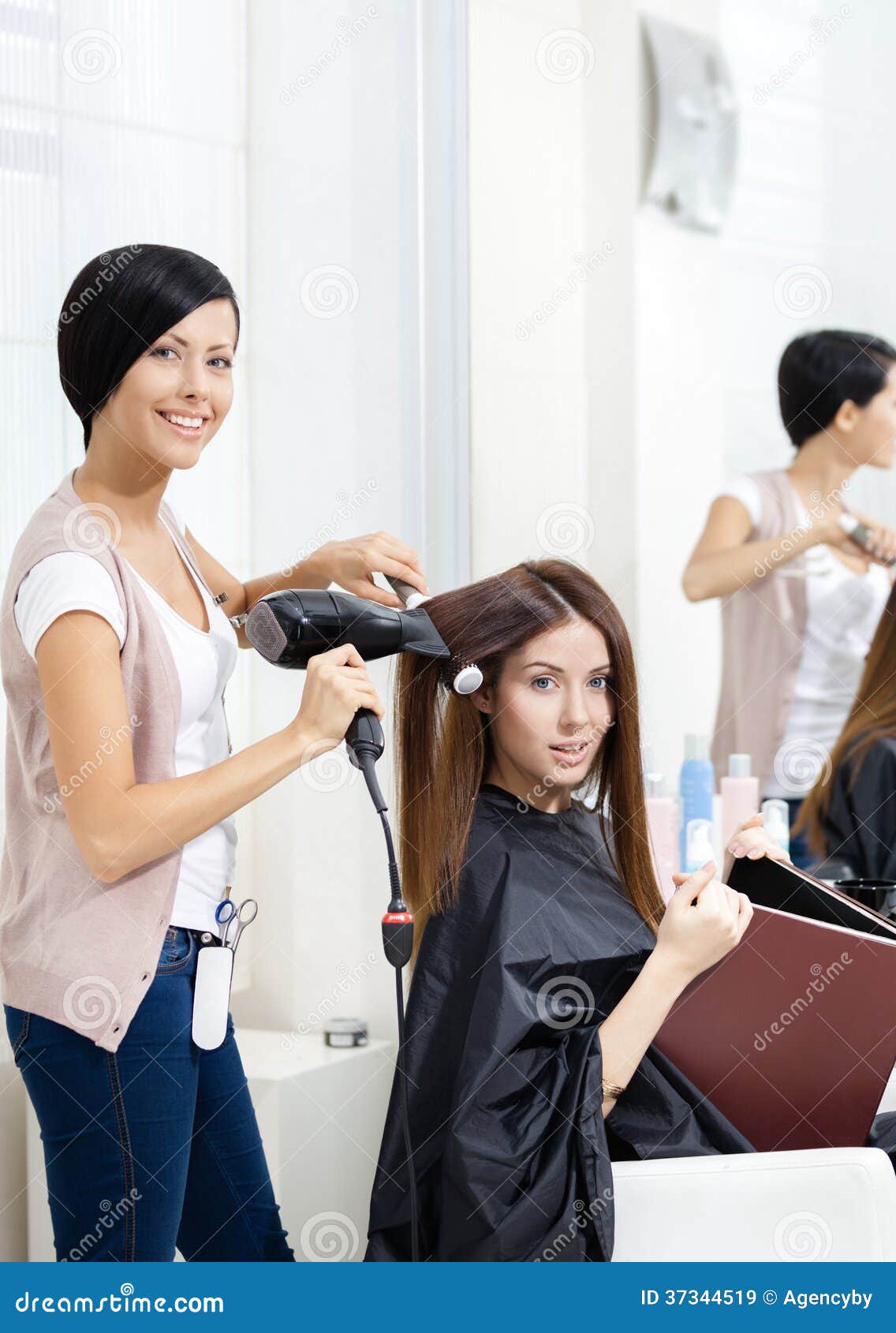 De Kapper Doet Haarstijl Van Vrouw in Herenkapper Stock Afbeelding ...