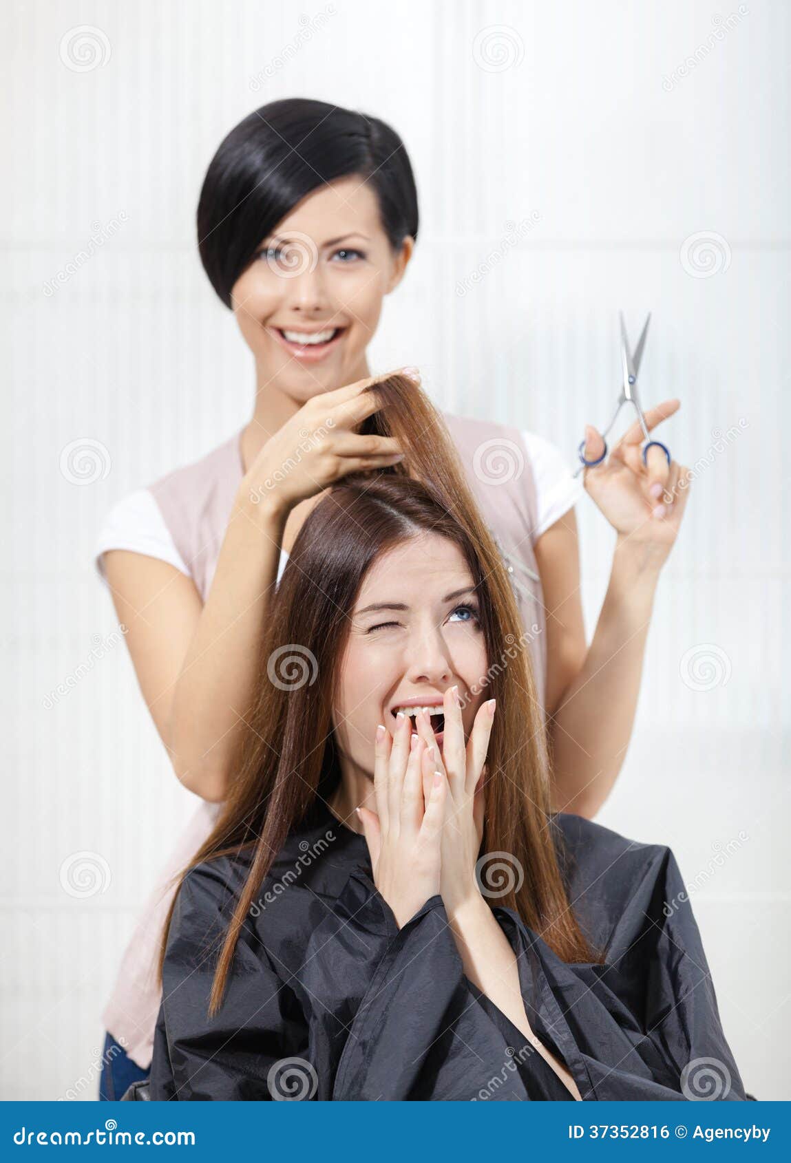 De Kapper Snijdt Haar Van Meisje in Kapper Stock Foto - Image of kapsel ...