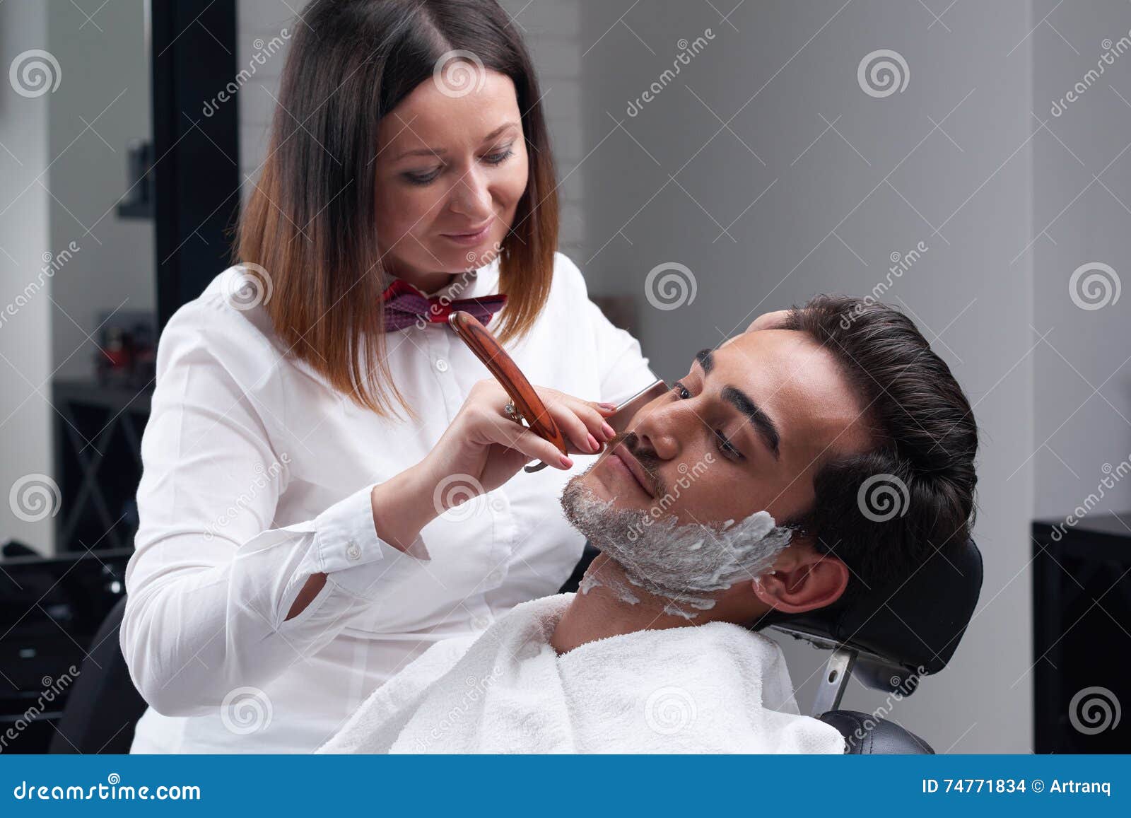 De Kappersvrouw Scheert Baard Met Scheermes En Het Scheren Schuim Stock ...