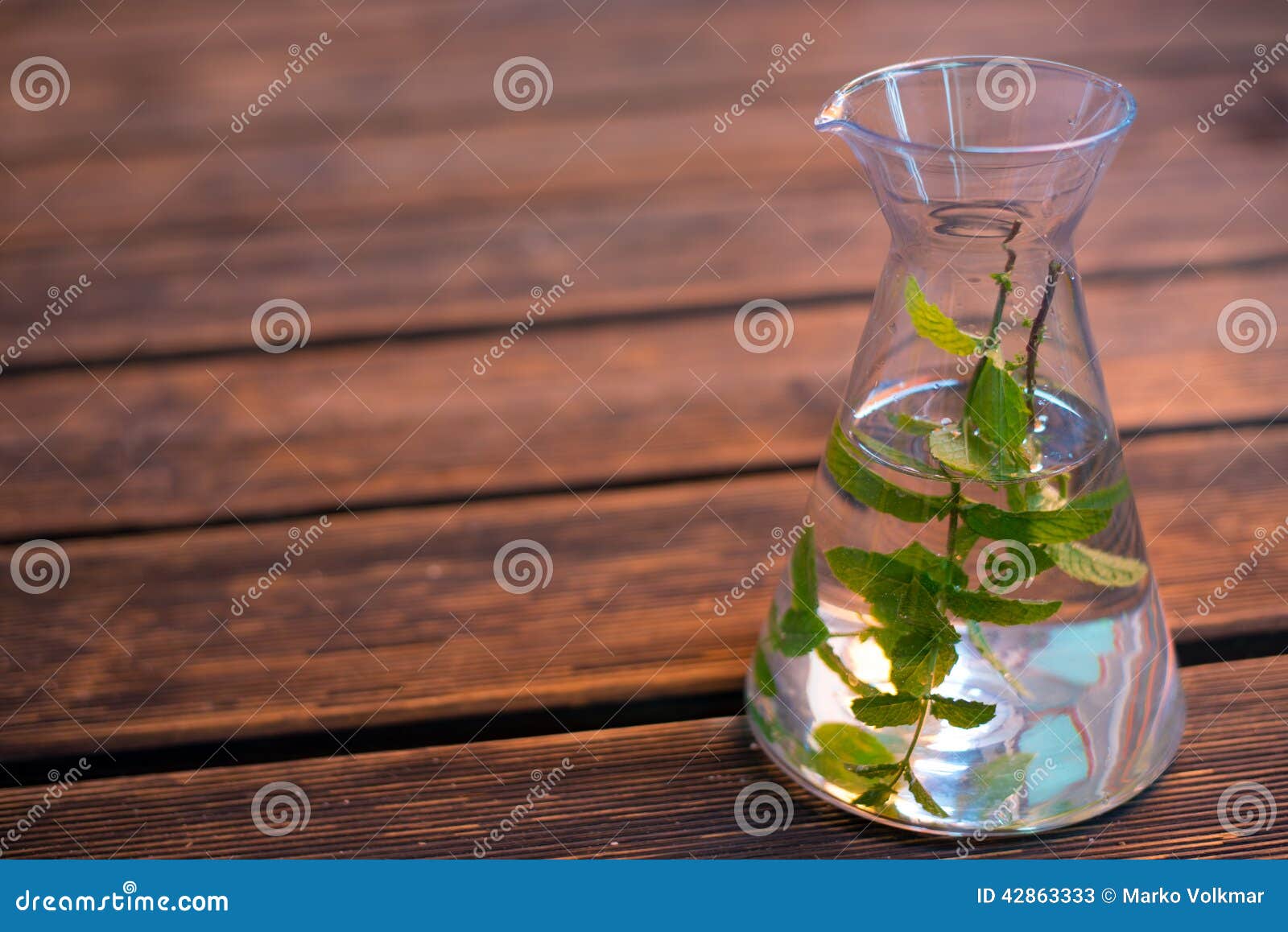 De Karaf Met Water En Munt-doorbladert Stock Afbeelding - Image of ...