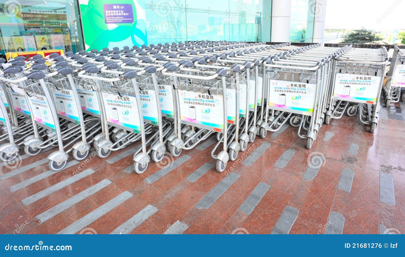 De karren van de bagage redactionele foto. Image of azië - 21681276