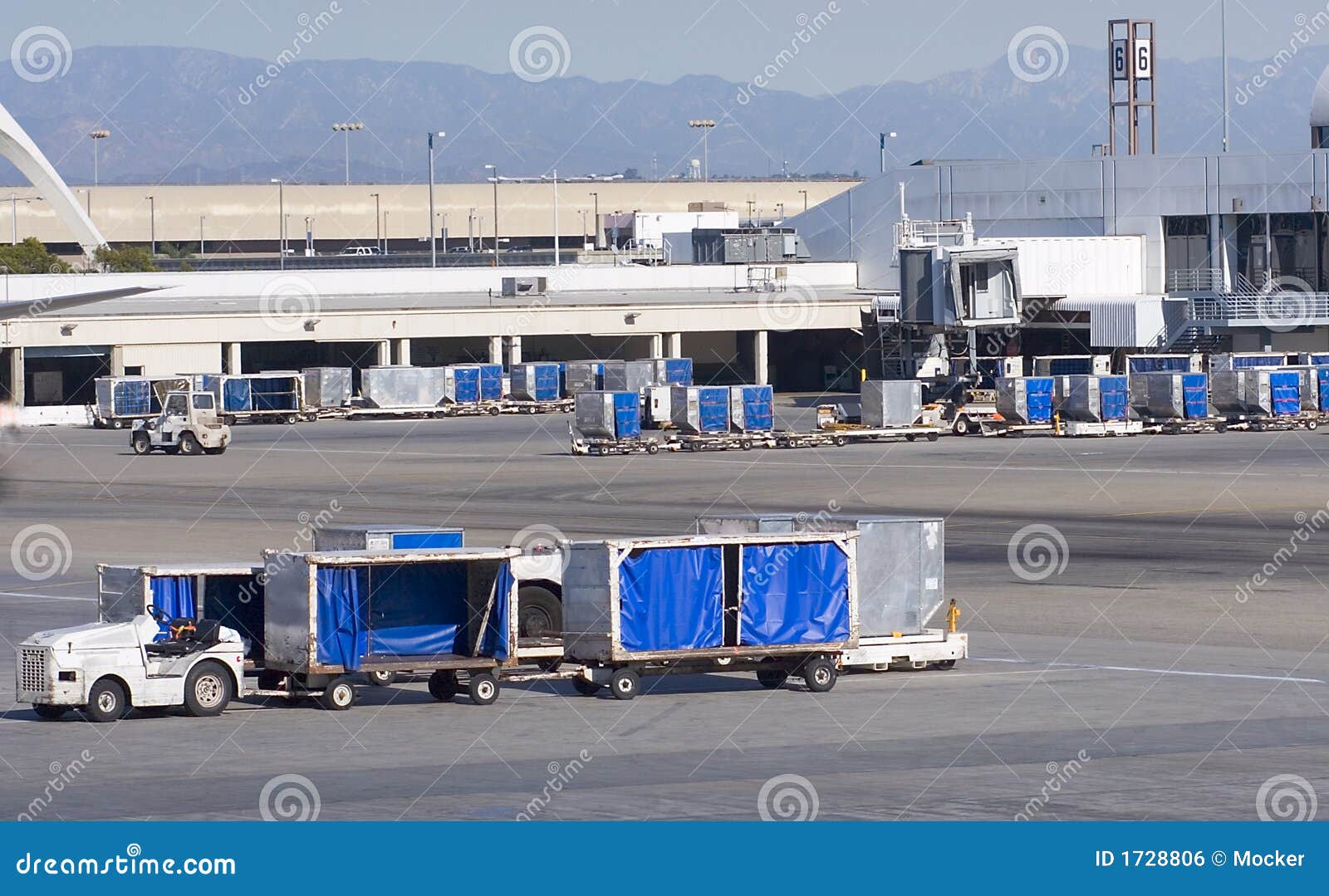 De Karren Van De Lading in Luchthaven Stock Foto - Image of luchthaven ...