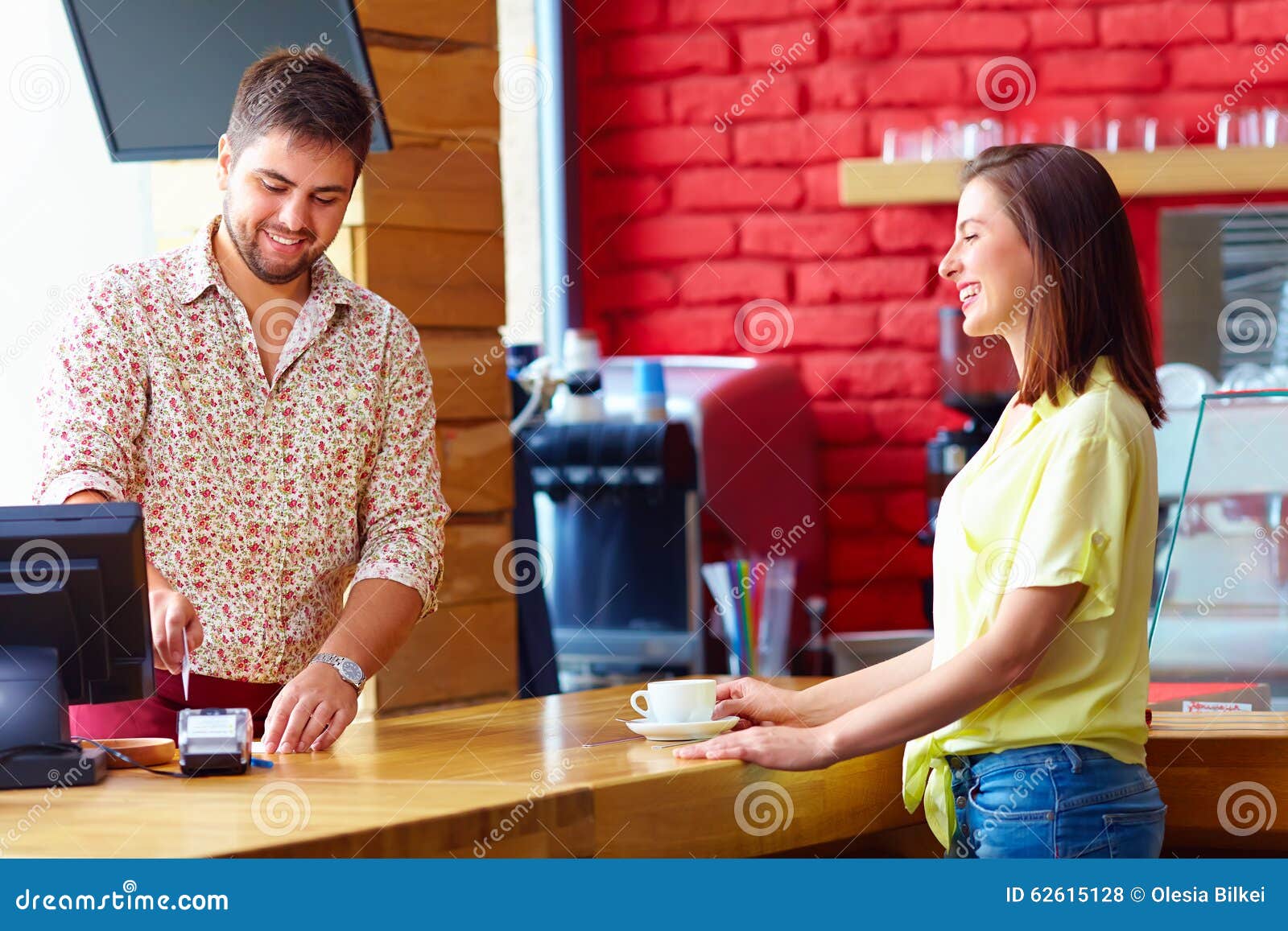 De Kassier Dient Klant Bij De Kassa in Koffie Stock Foto - Image of ...
