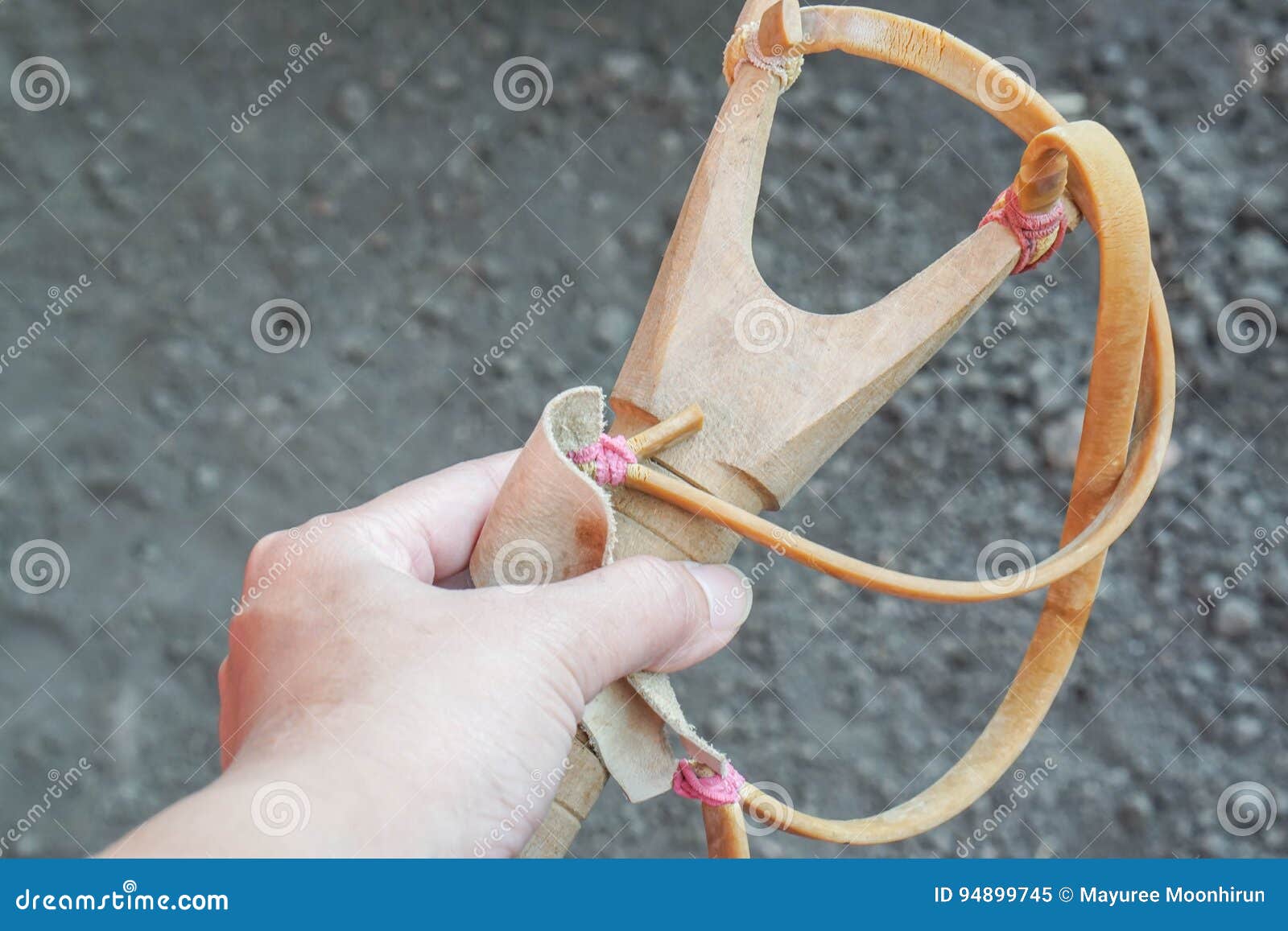 De Katapult Van De Jong Geitjegreep in Linkerhand Stock Afbeelding ...