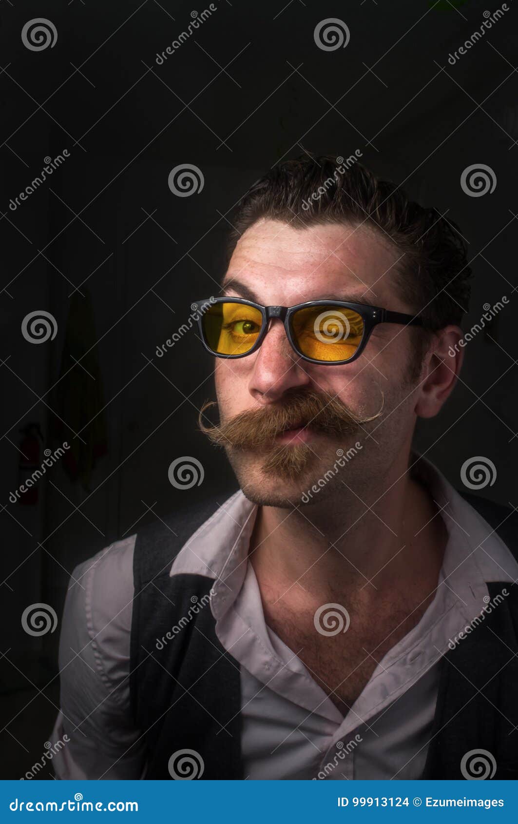 De Kaukasische Snor Van Het Mensenstuur Stock Foto - Image of snor ...