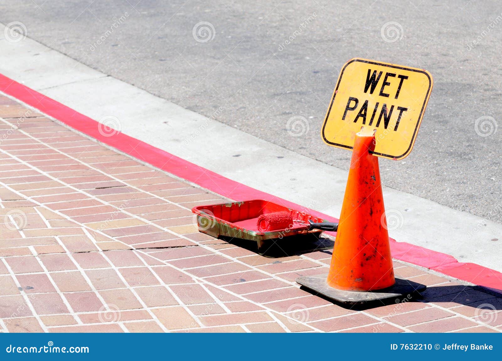 De Kegel Van Het Verkeer En Natte Verf Stock Foto - Image of ...