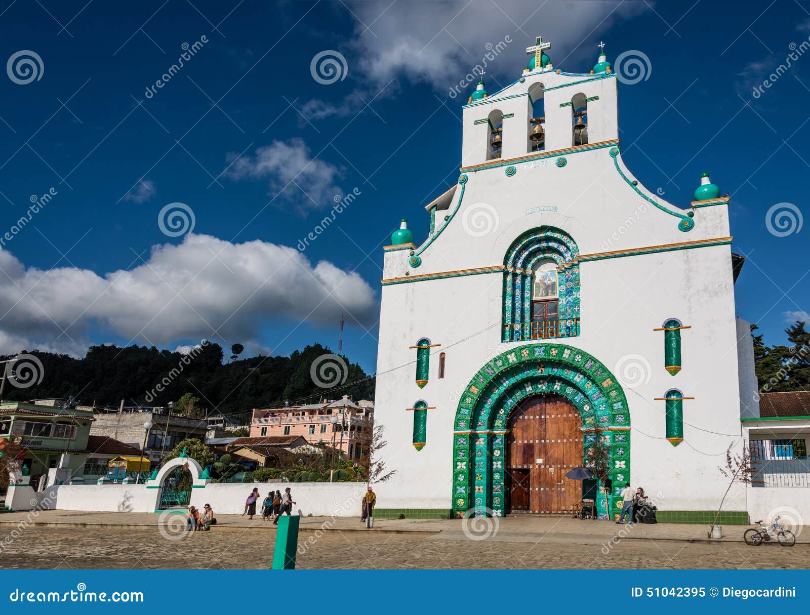 DE KERK VAN SAN JUAN CHAMULA, CHIAPAS, MEXICO - DECEMBER 14, 2015: Het ...