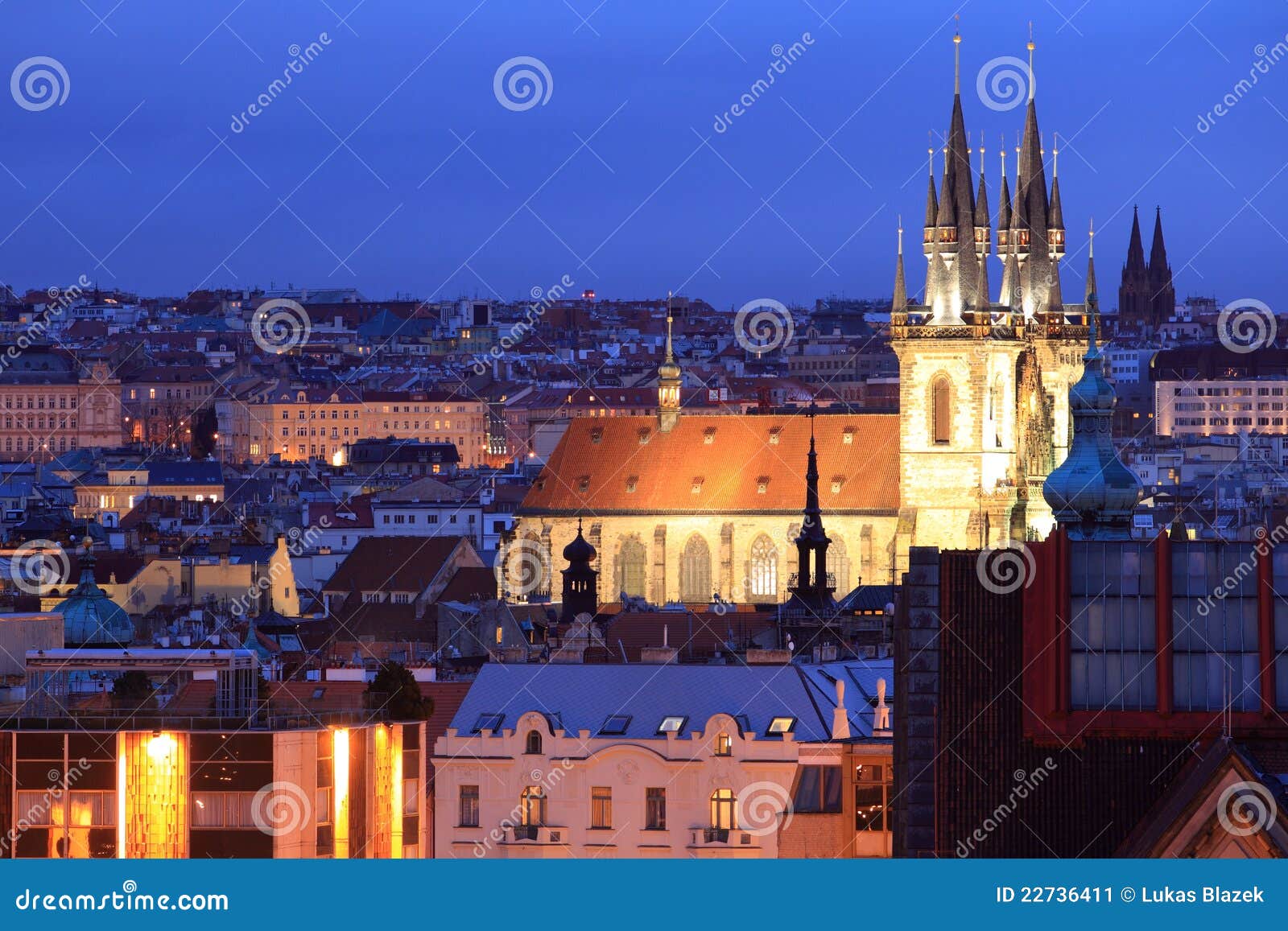 De kerk van Tyn in Praag stock afbeelding. Image of tsjechisch - 22736411
