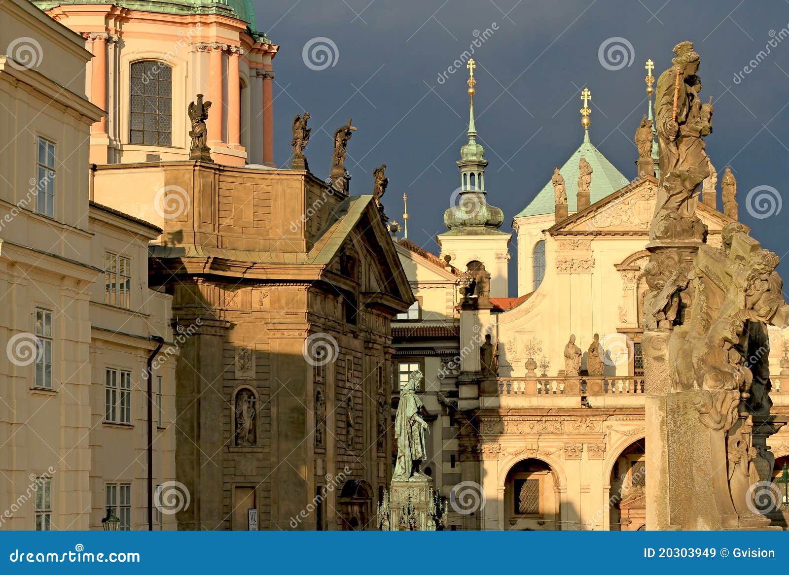 De Kerken En De Spitsen Van Praag Stock Afbeelding - Image of gebouwen ...