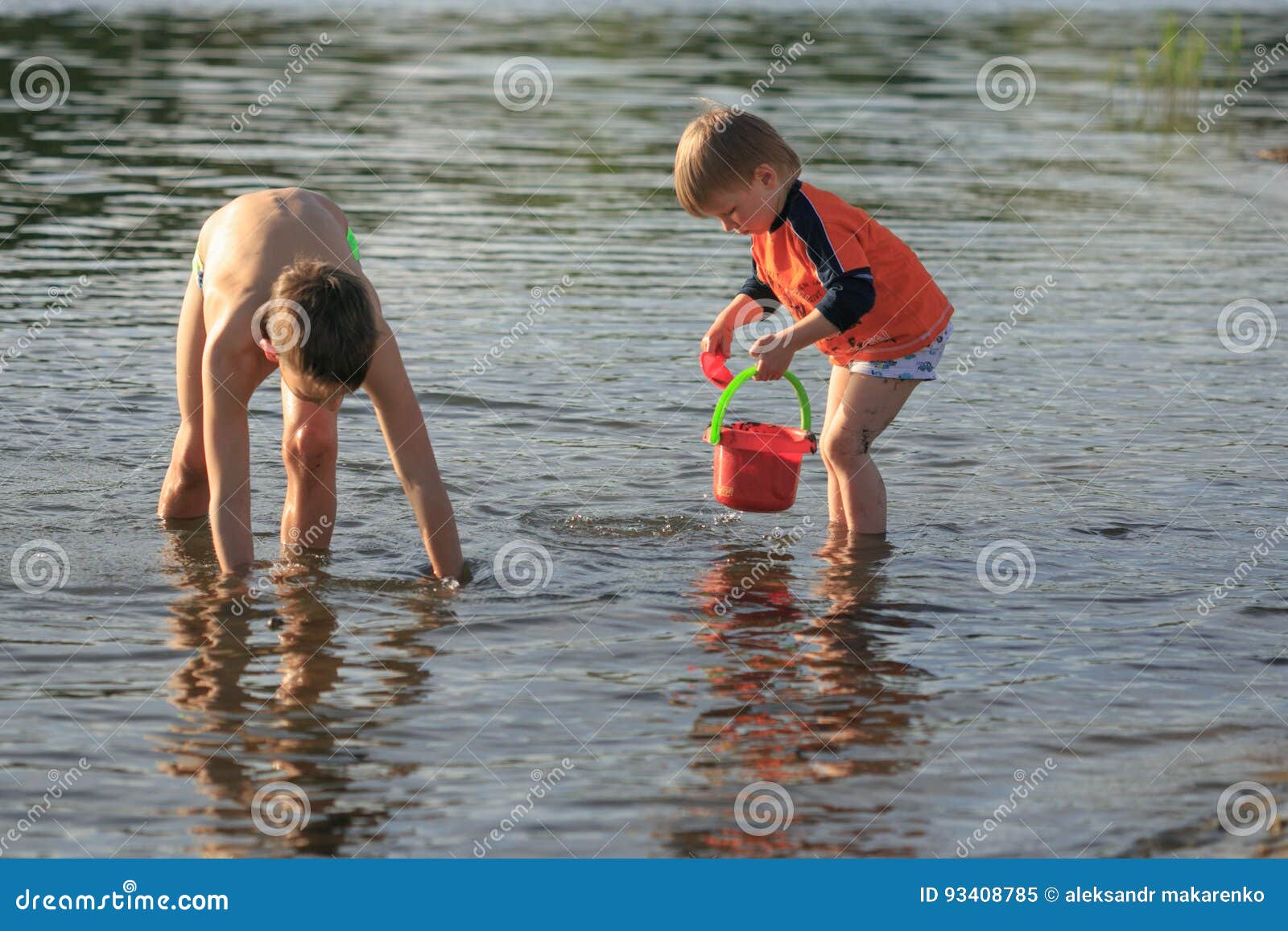 De Kinderen Baden in De Avond Op Het Stadsstrand Stock Afbeelding ...