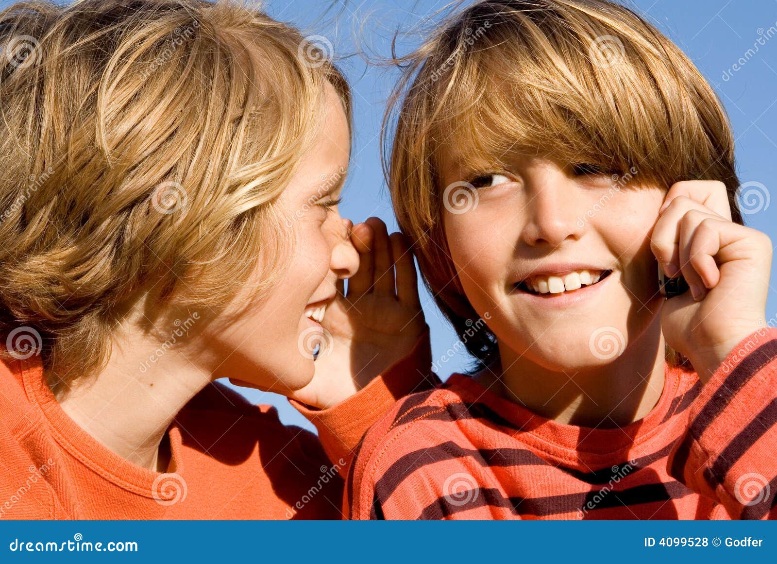 De Kinderen Die Op Cel Spreken Telefoneren Stock Foto - Image of ...