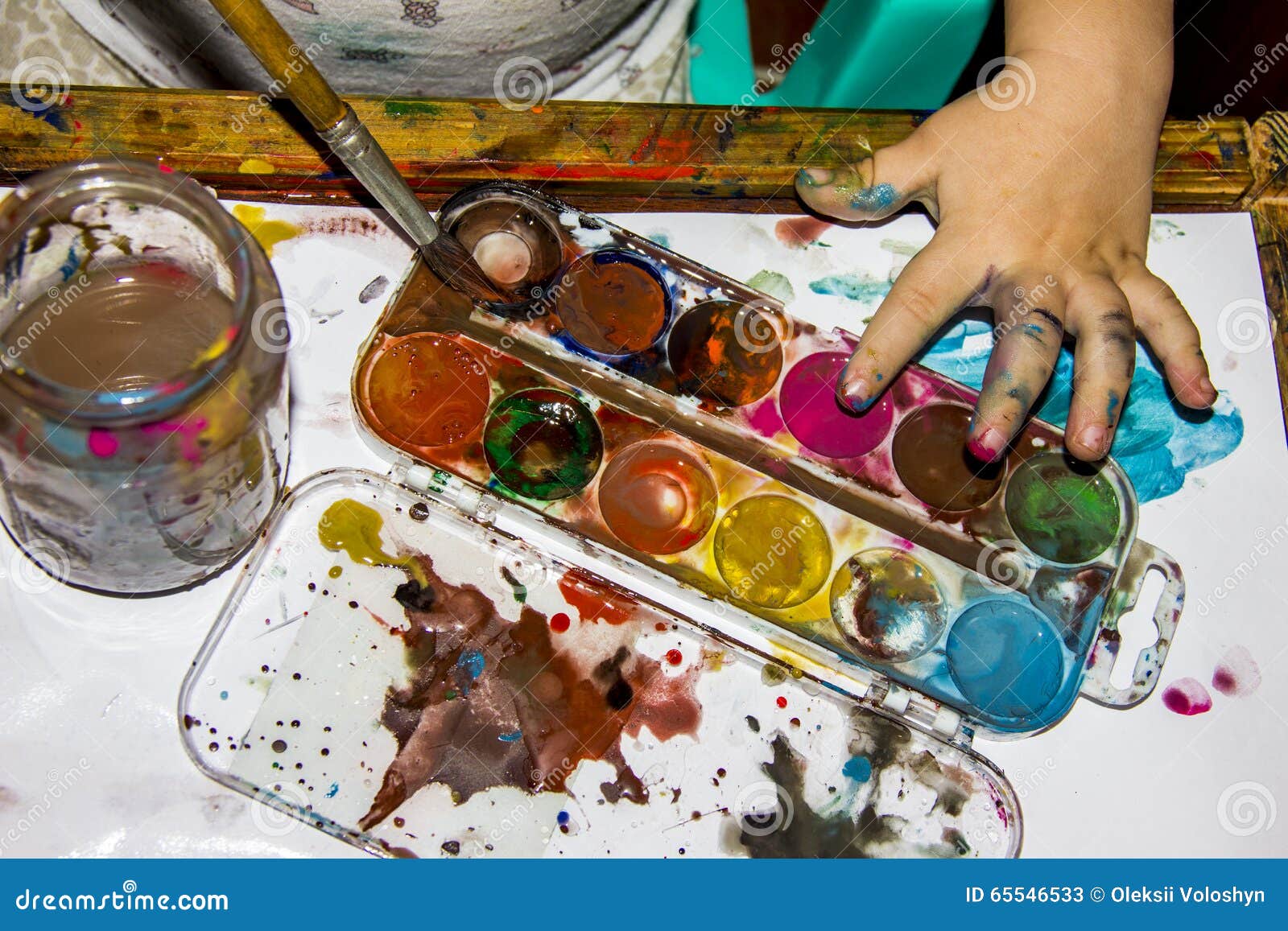 De kinderen dient verf in stock afbeelding. Image of soort - 65546533