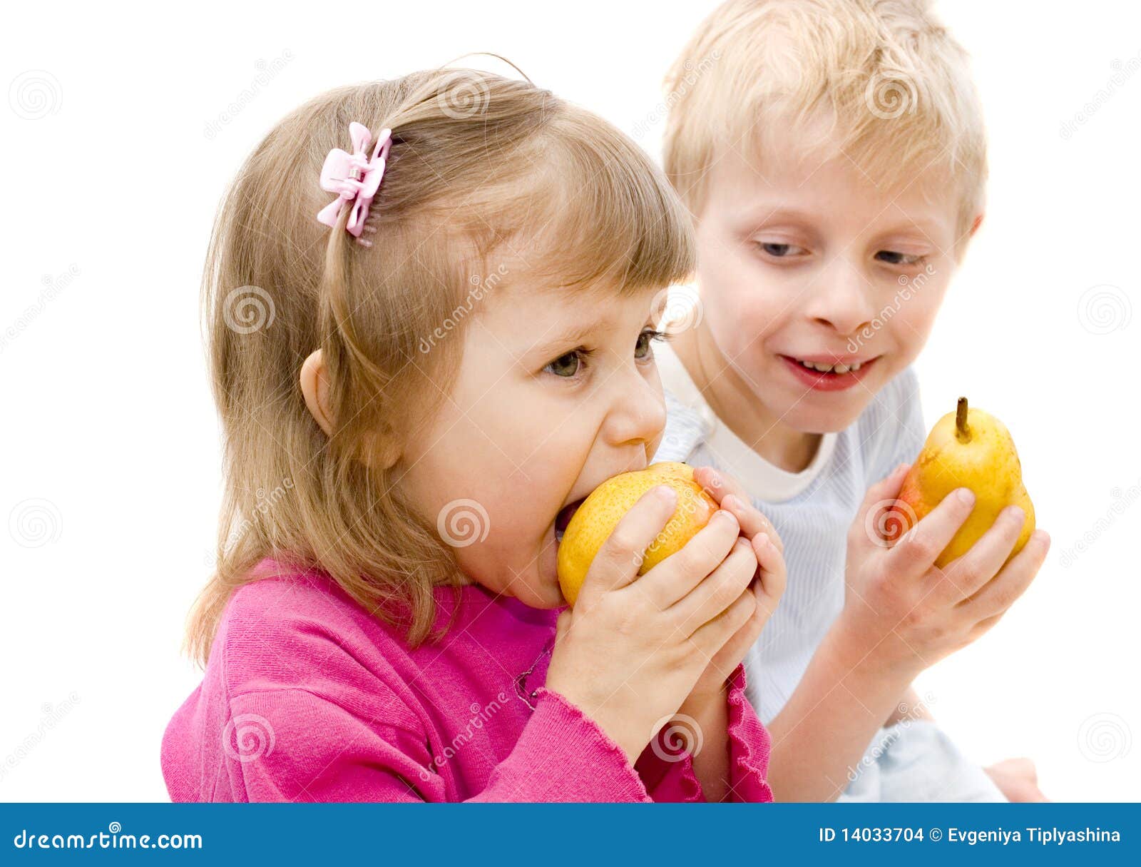 De kinderen eten peren stock foto. Image of slangen, vrucht - 14033704