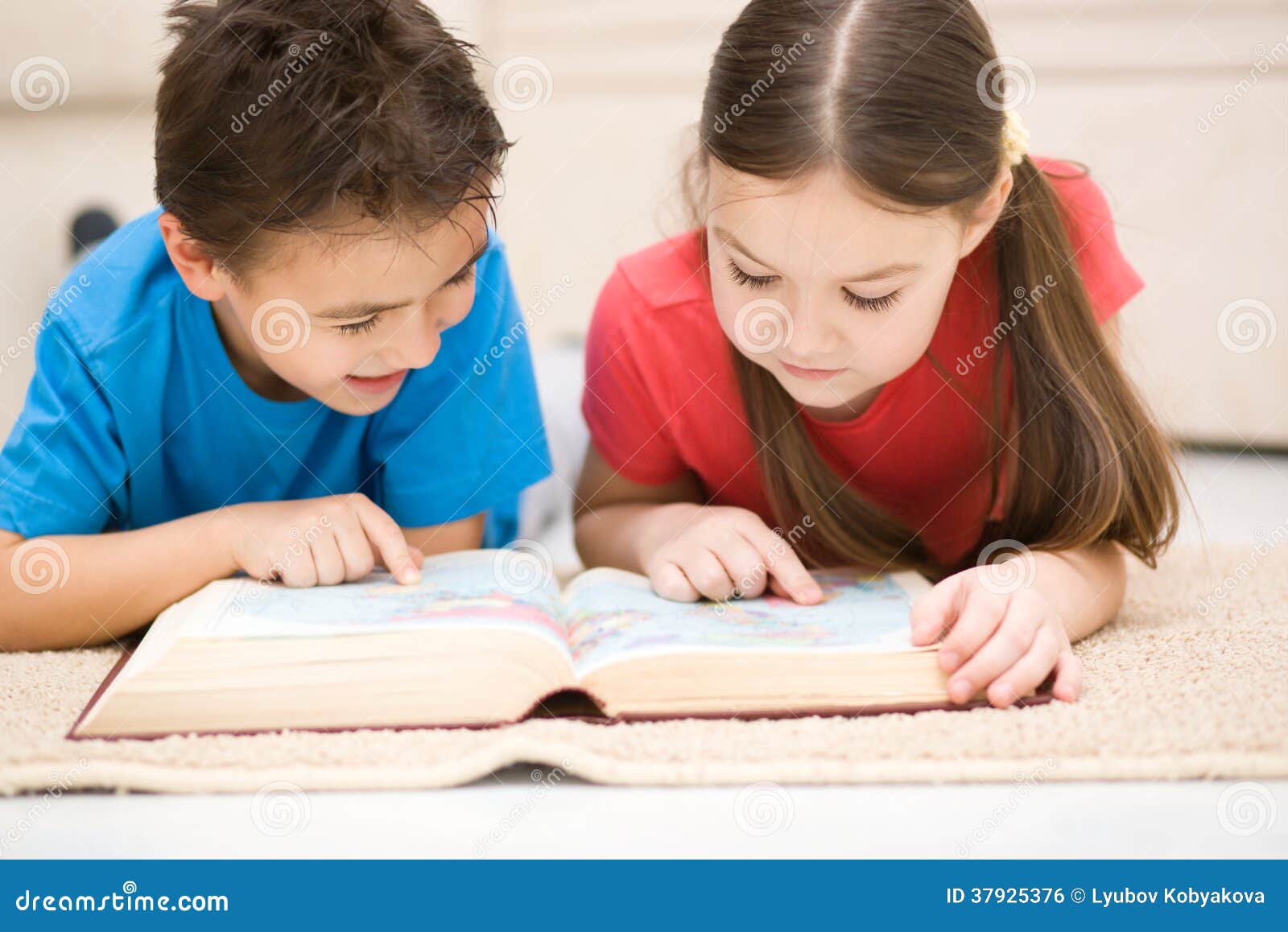 De kinderen leest boek stock foto. Image of ouder, mensen - 37925376