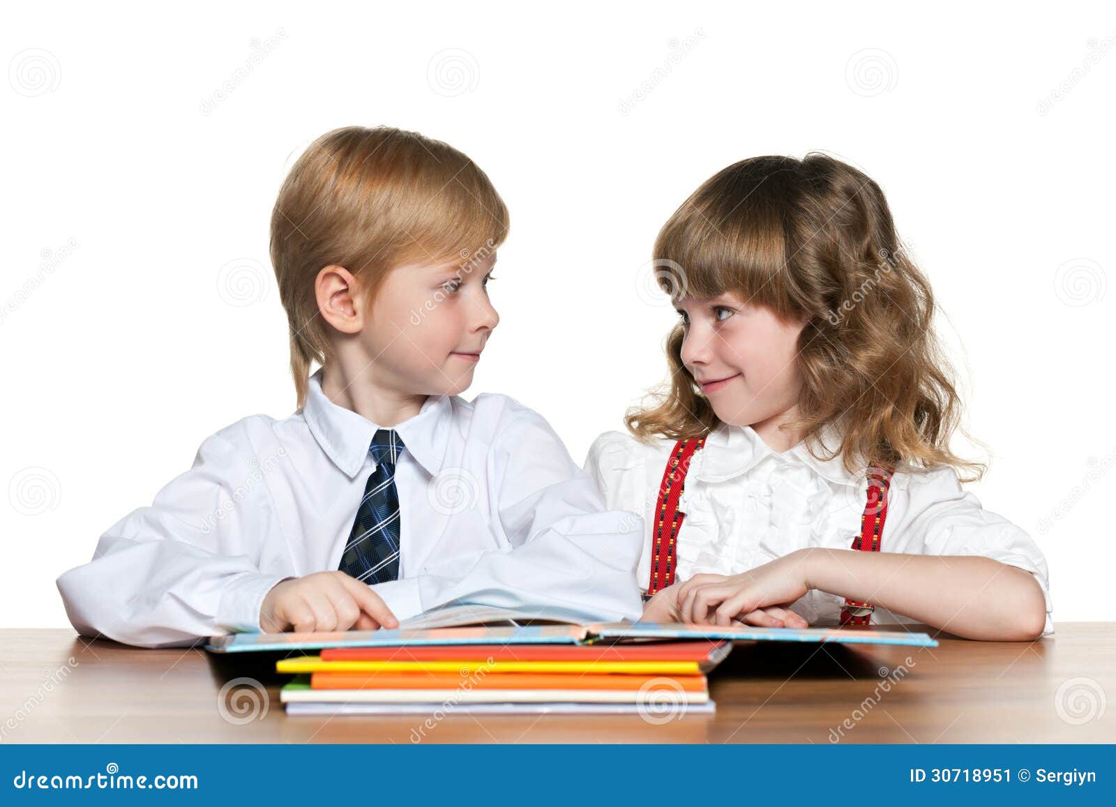De Kinderen Lezen Bij Het Bureau Stock Afbeelding - Image of lees, paar ...