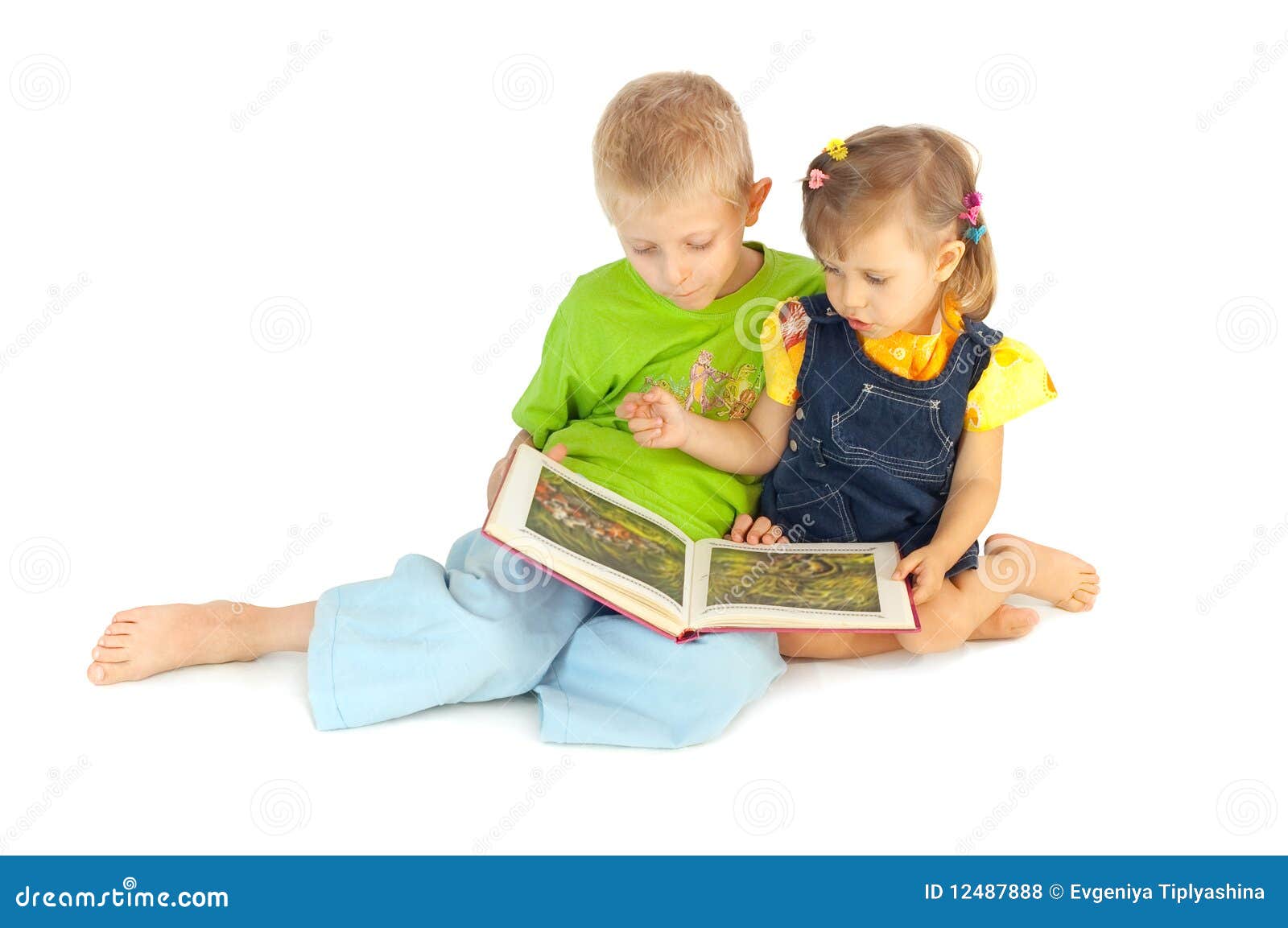 De kinderen lezen het boek stock foto. Image of werkgelegenheid - 12487888
