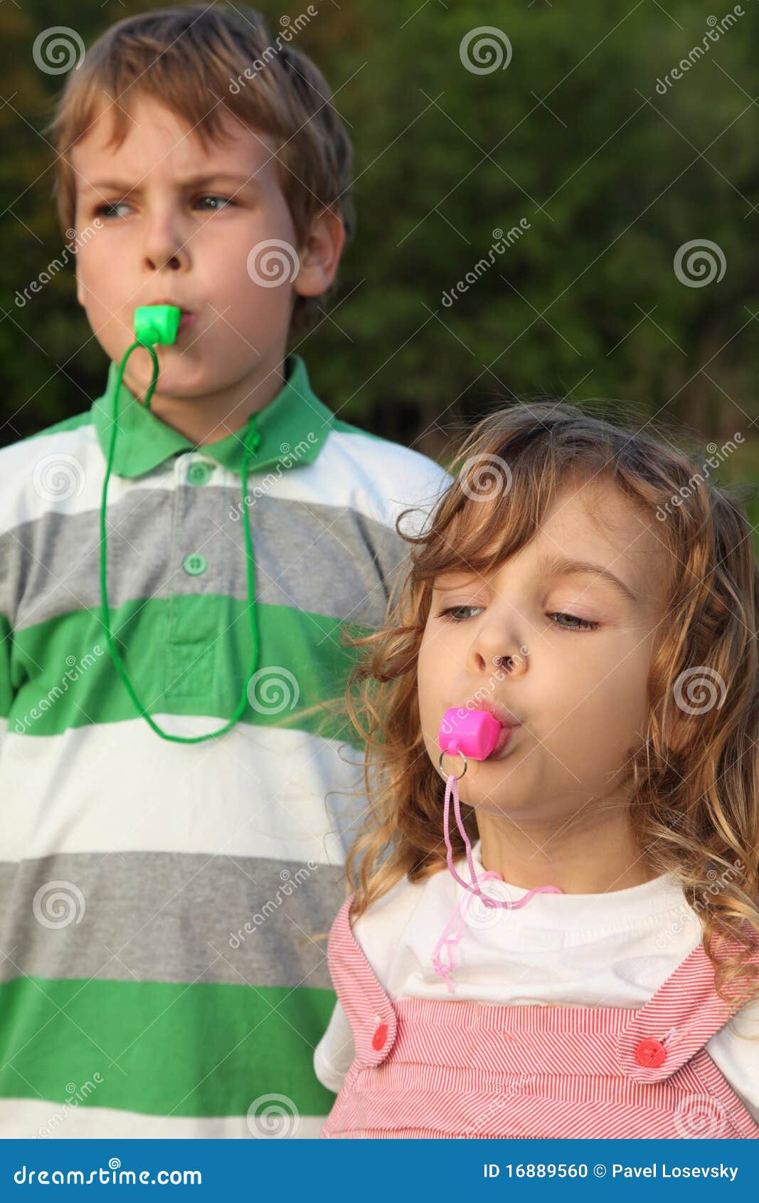 De Kinderen Spelen Met Fluitjes. Stock Foto - Image of groen, pret ...