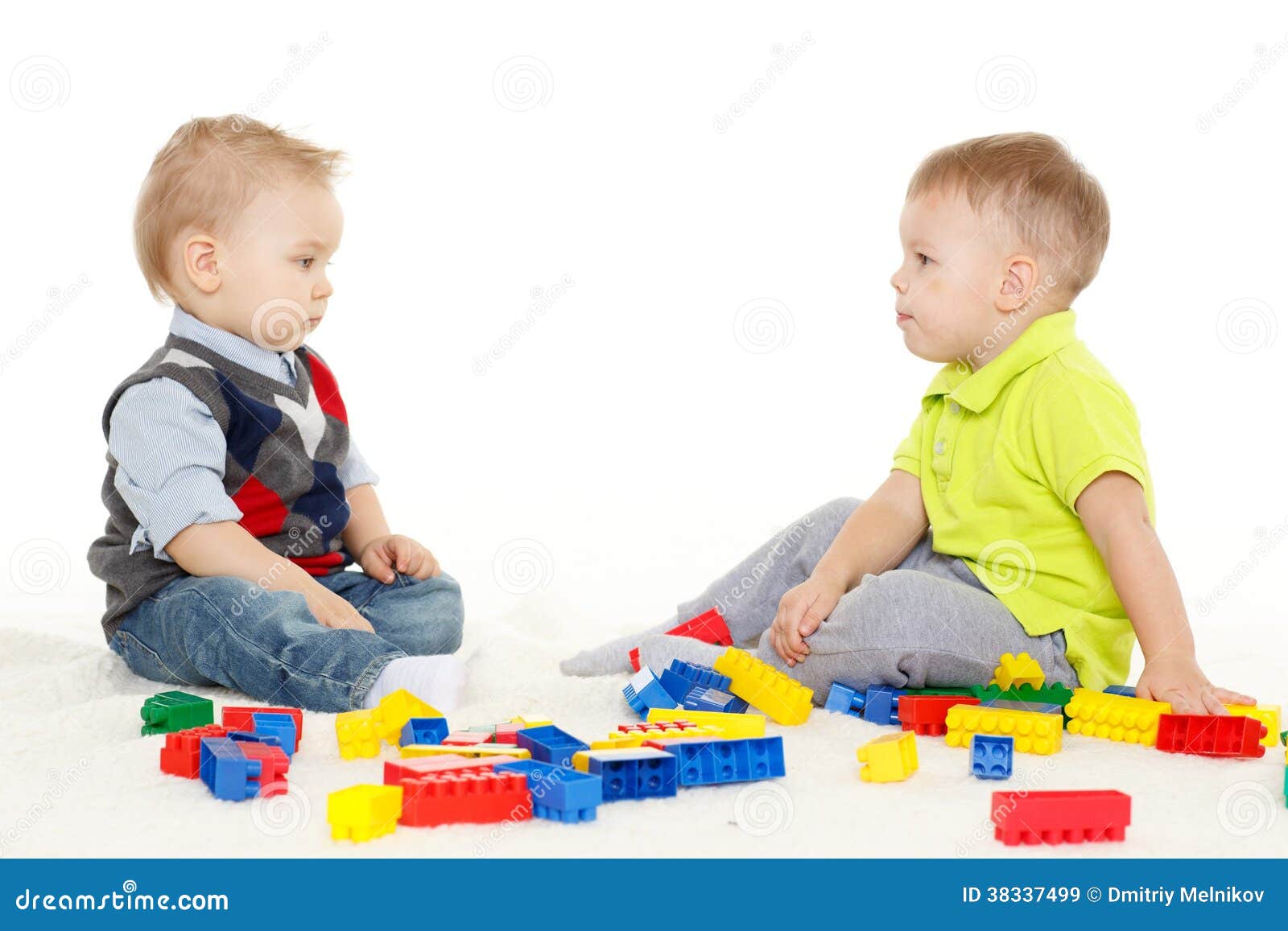 De Kinderen Spelen Met Speelgoed. Stock Afbeelding - Image of ...