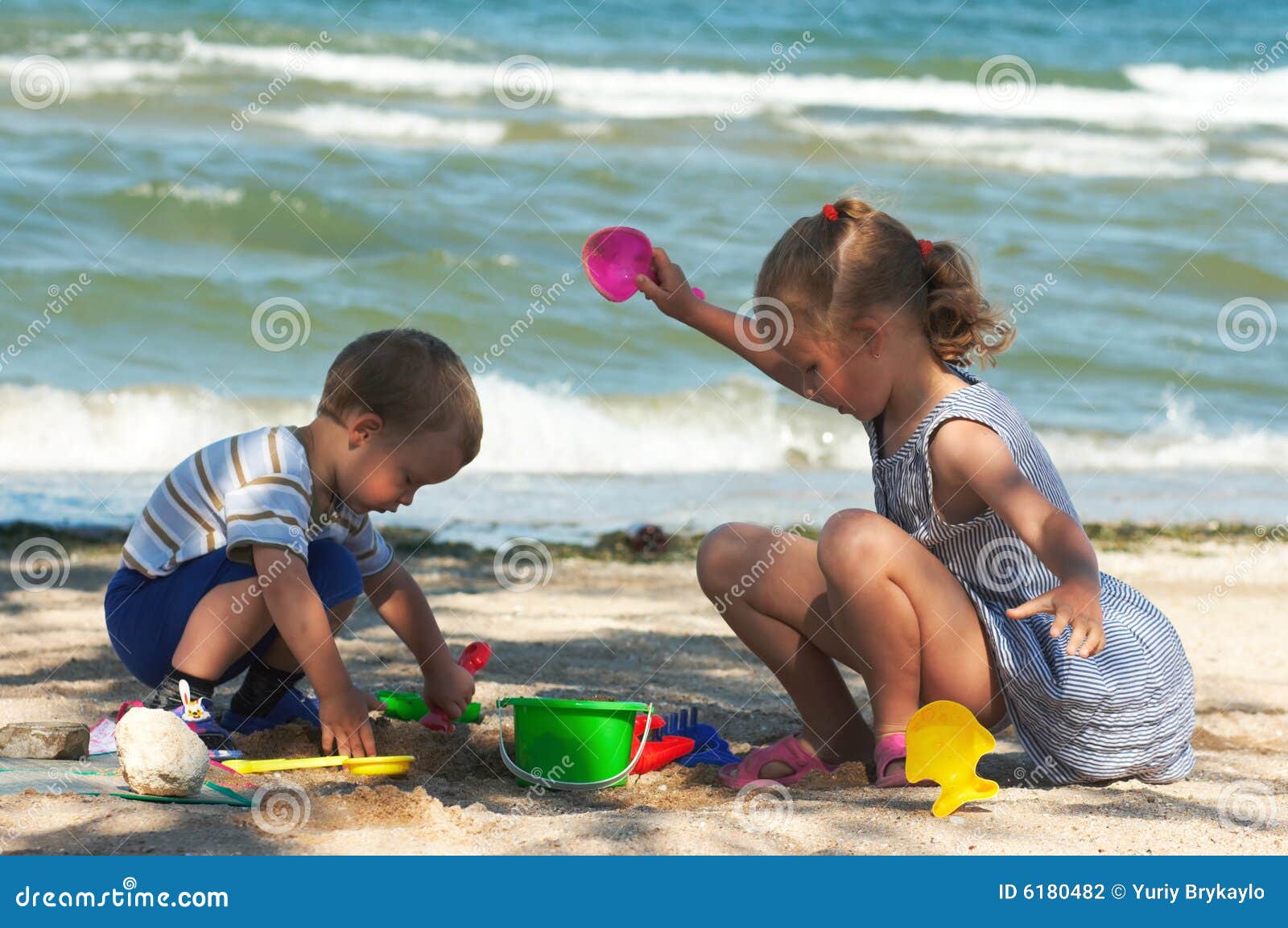 De Kinderen Spelen Op Strand Stock Foto - Image of familie, mooi: 6180482