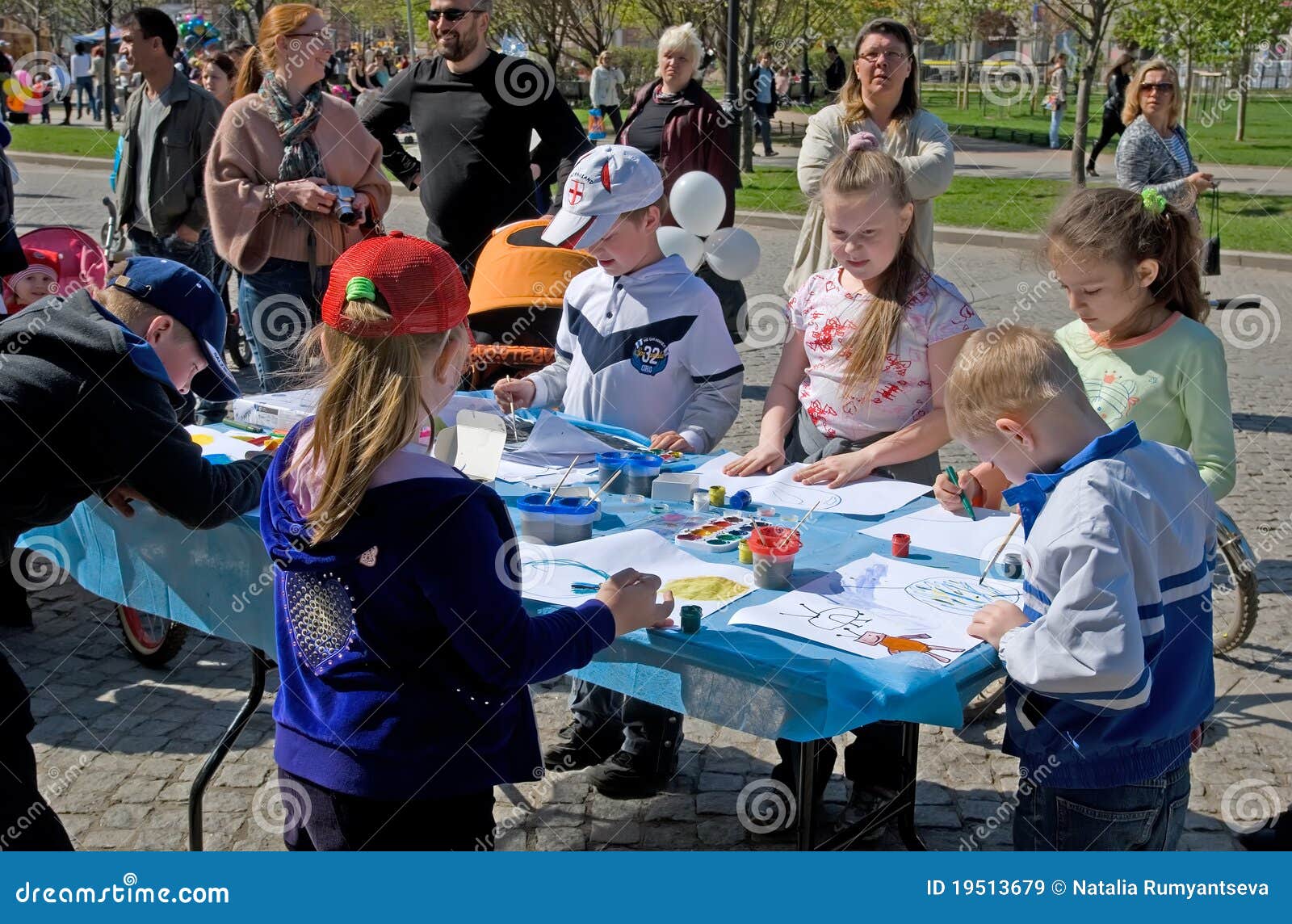 De kinderen trekken redactionele stock afbeelding. Image of jongens ...