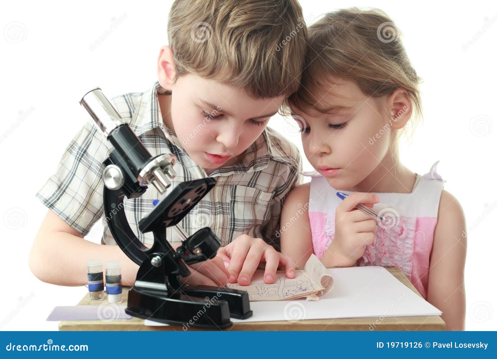 De Kinderen Trekken Diagram Dichtbij Microscoop Stock Foto - Image of ...