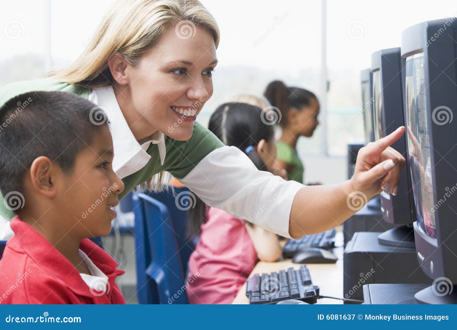 De Kinderen Van De Kleuterschool Leren Om Computer Te Gebruiken Stock ...