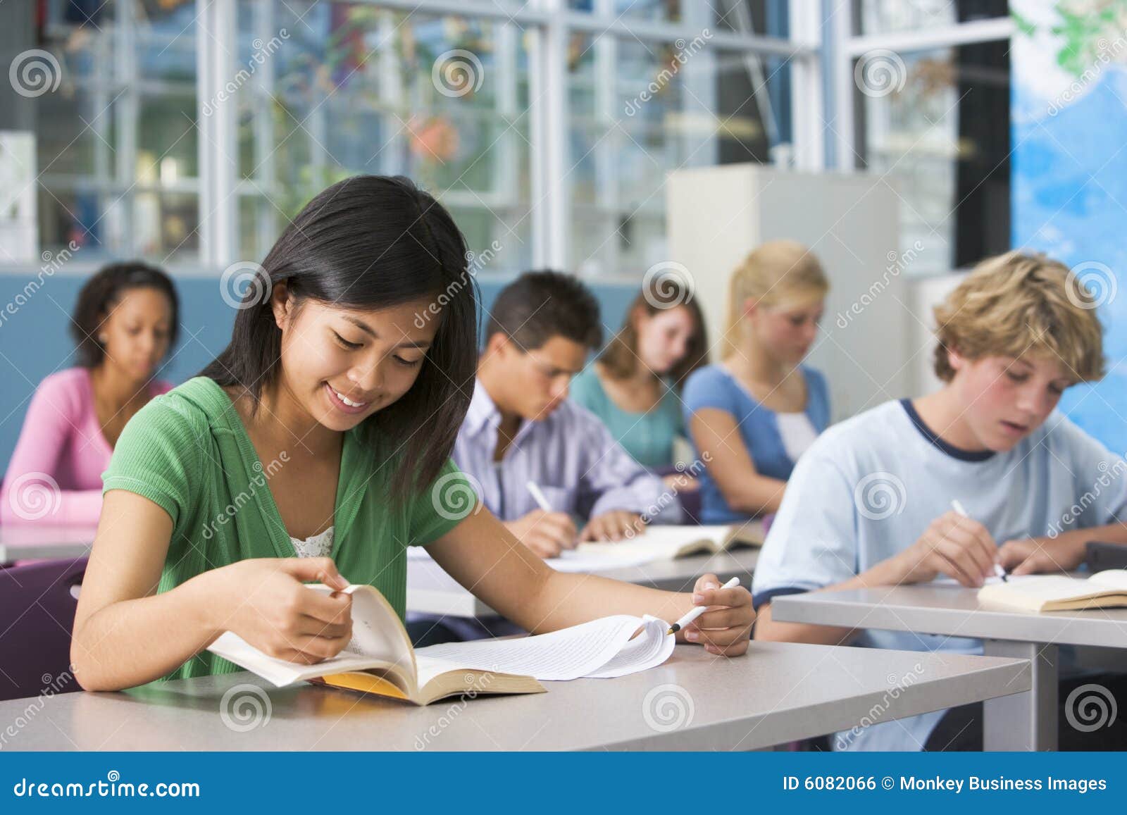 De Kinderen Van De School in Middelbare Schoolklasse Stock Foto - Image ...